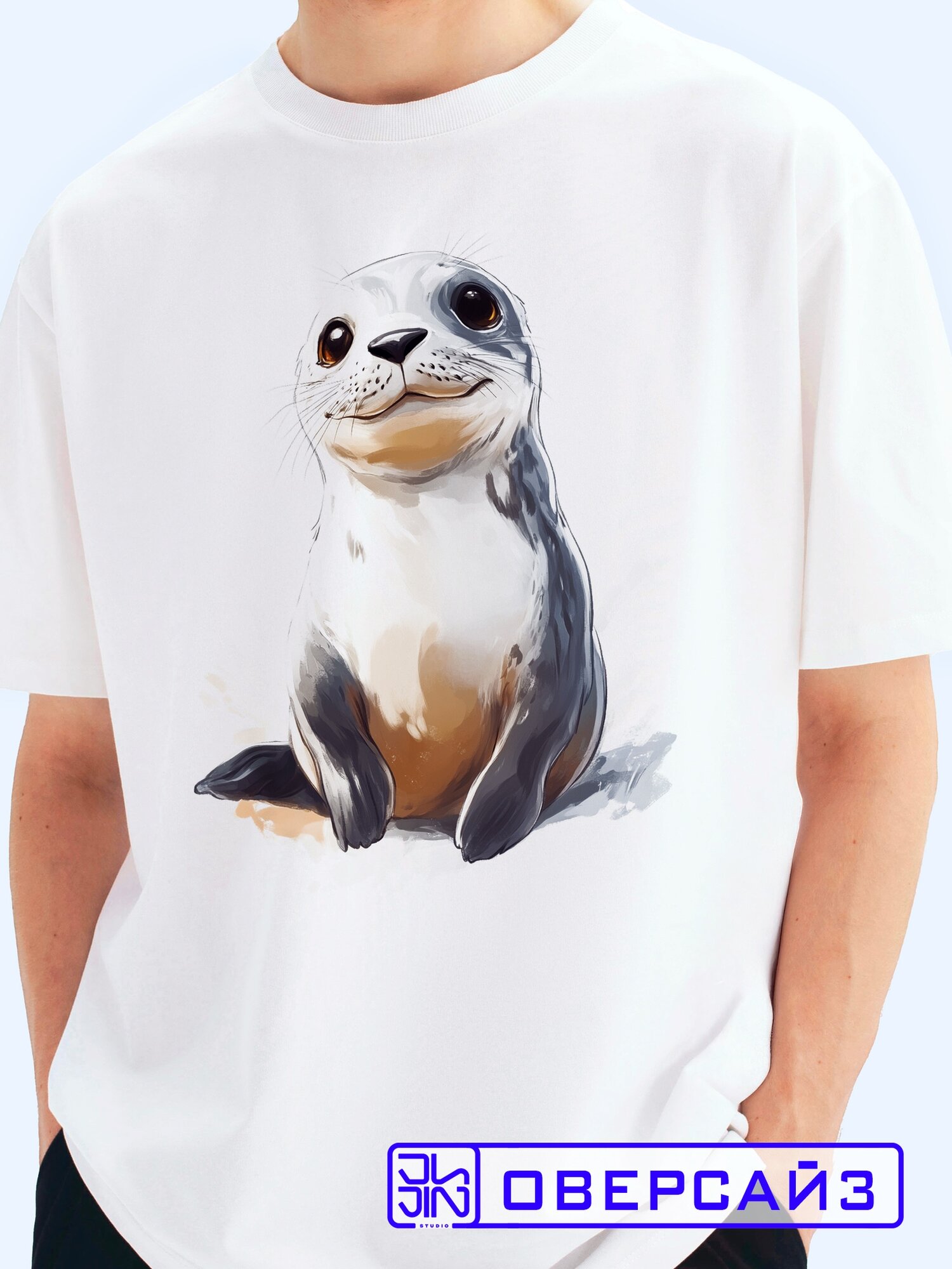Футболка оверсайз мужская с принтом Белый, светло-серый тюлень в стиле аниме среди природы с животными, белый хлопковый трикотаж с прикольным рисунком на груди