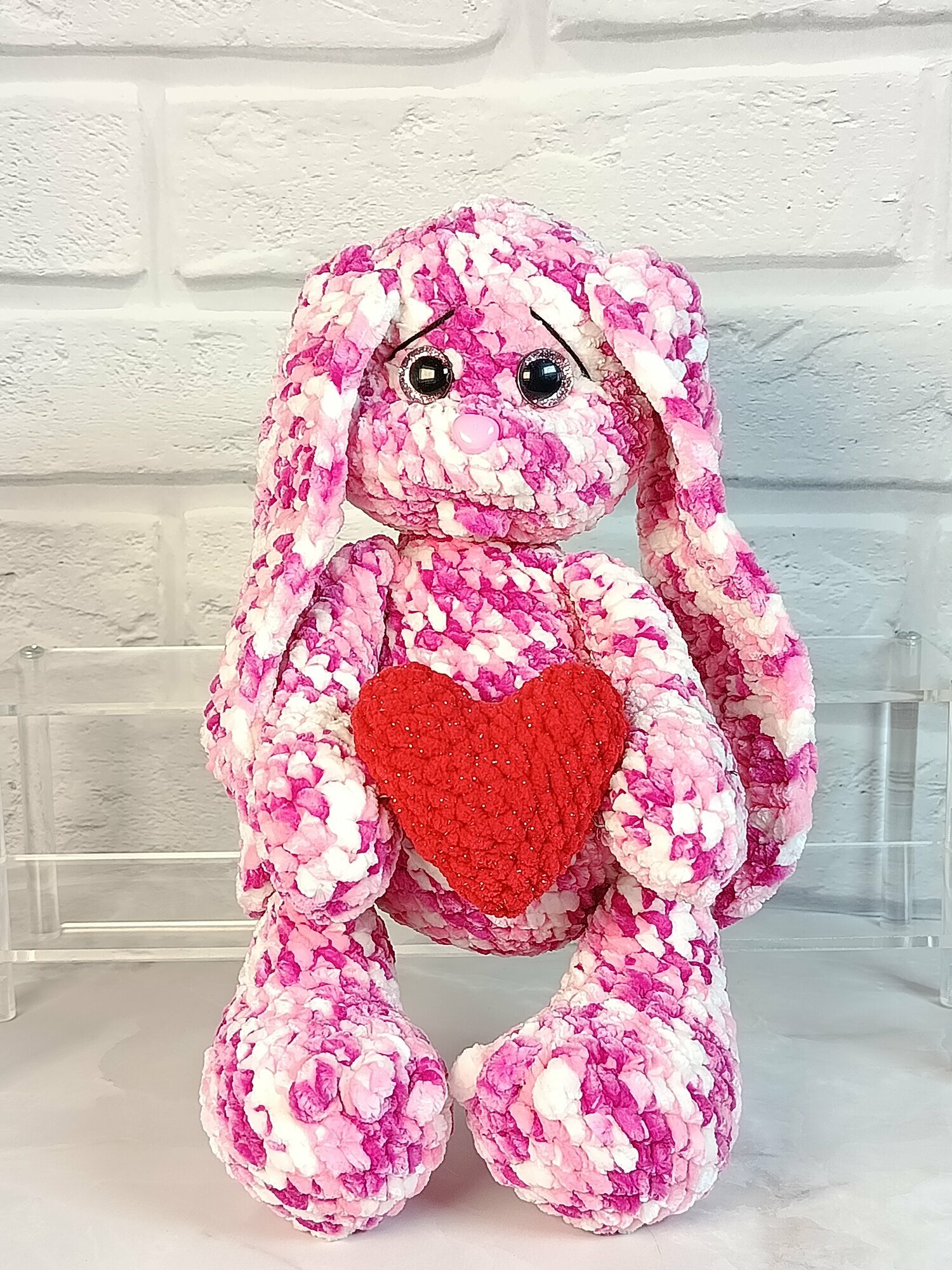 Розовый кролик - вязаная игрушка 24 см, Зайка с сердечком, подарок для любимых, авторская игрушка ручной работы.