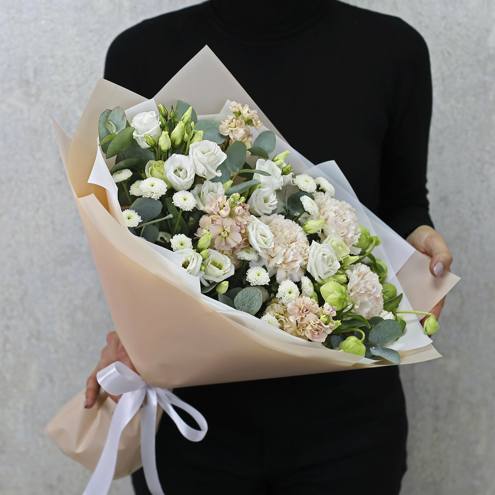 Букет живых цветов Flor-Pro Flowers "Кремовый Коктейль" из маттиолы, хризантемы, эустомы и гвоздики