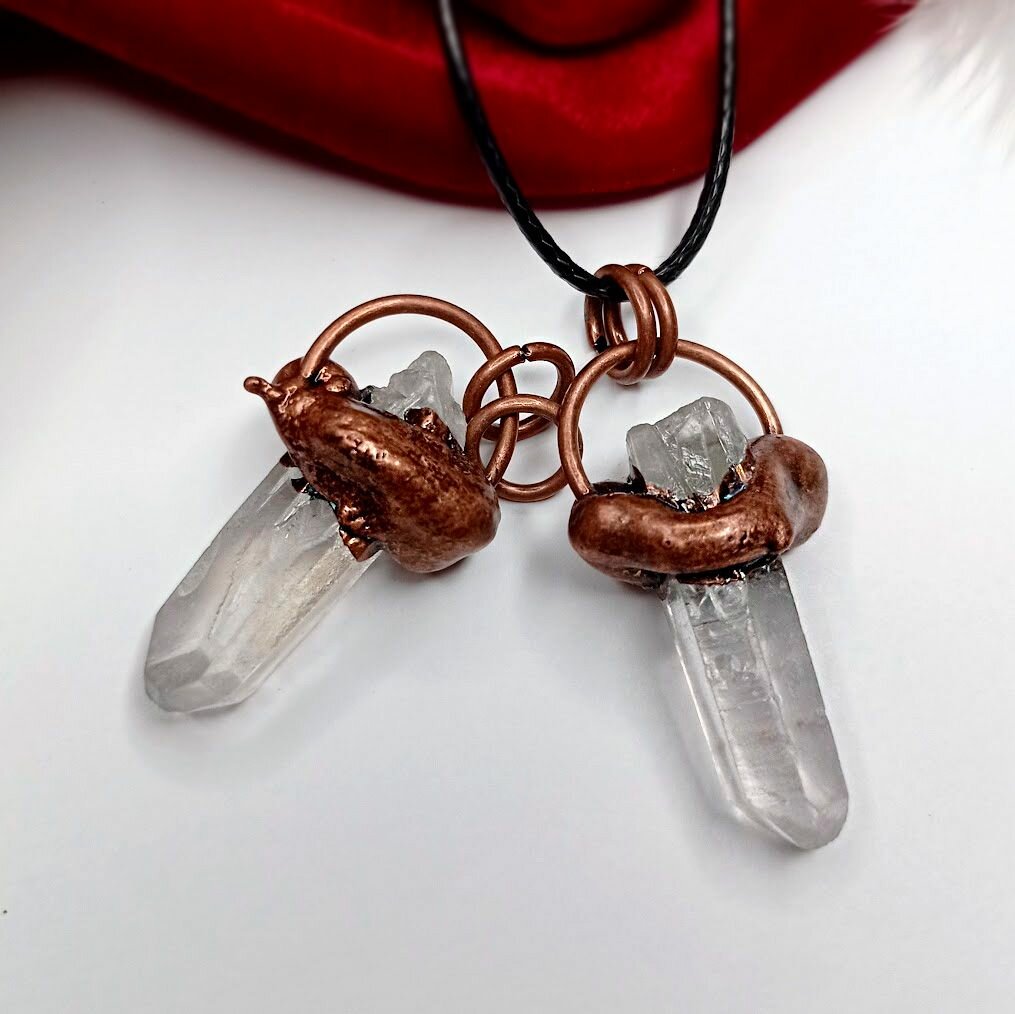 Горный хрусталь малый - кулон / оберег из натурального камня, гальваника, 1 шт. + шнурочек с замком