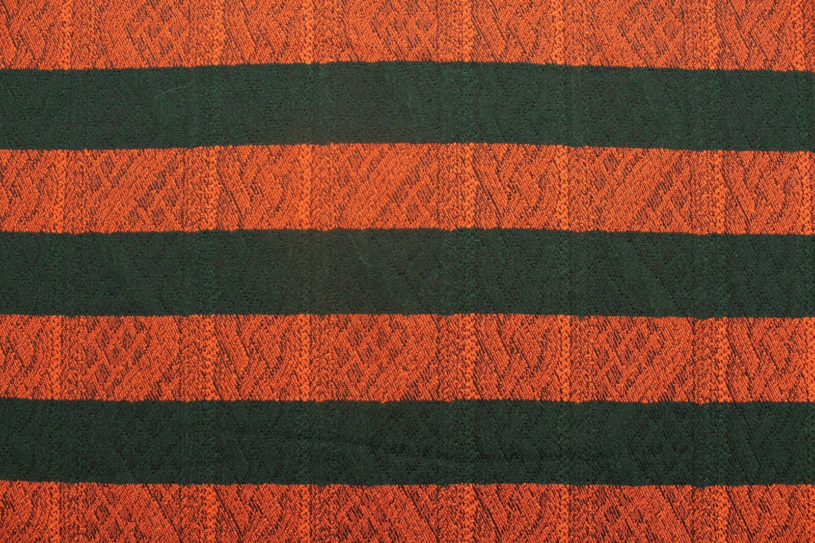 Ткань костюмно-пальтовая тёмно-зелёный жаккард с рисунком в продольные «косы» и полосатой зелёно-оранжевой обратной стороной, ш158см, 0,5 м