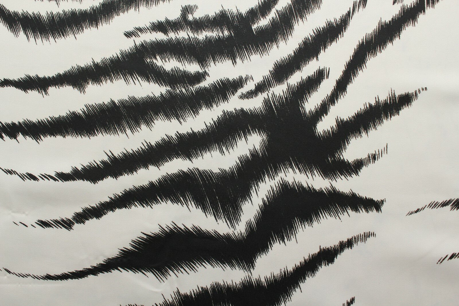 Ткань Атлас Cavalli чёрный меховой узор на белом, ш146см, 0,5 м