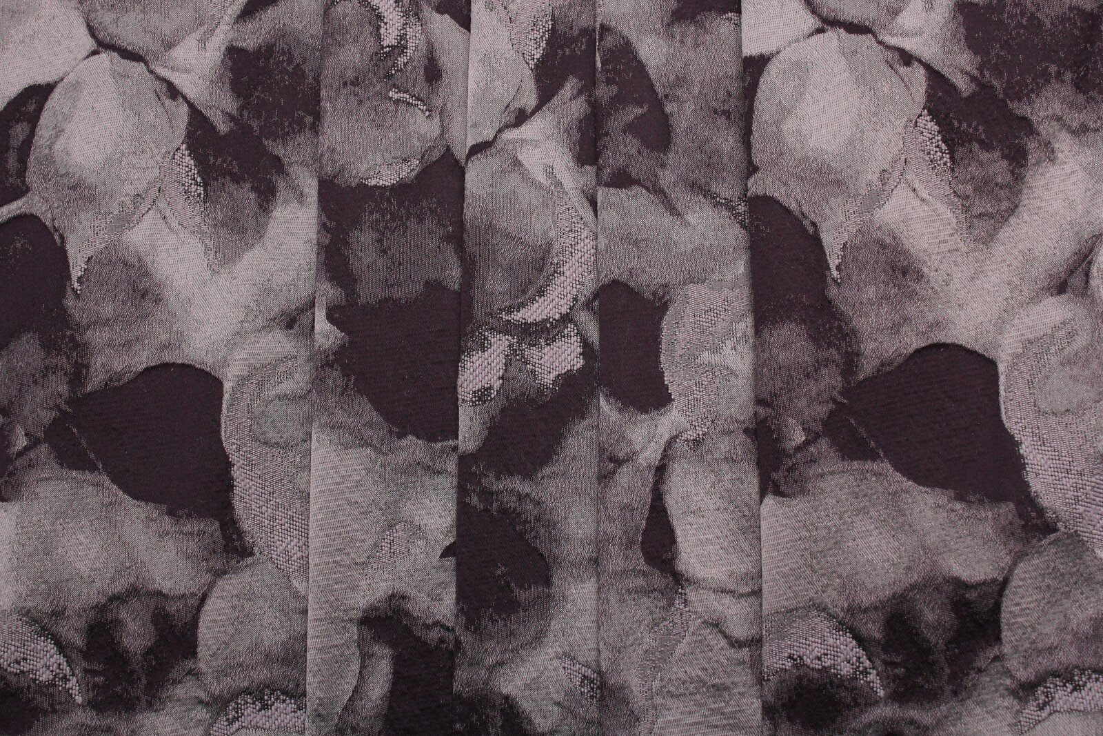 Ткань Шерсть-шелк Cadena в лилово-фиолетовой гамме с крупными цветами, ш148см, 0,5 м