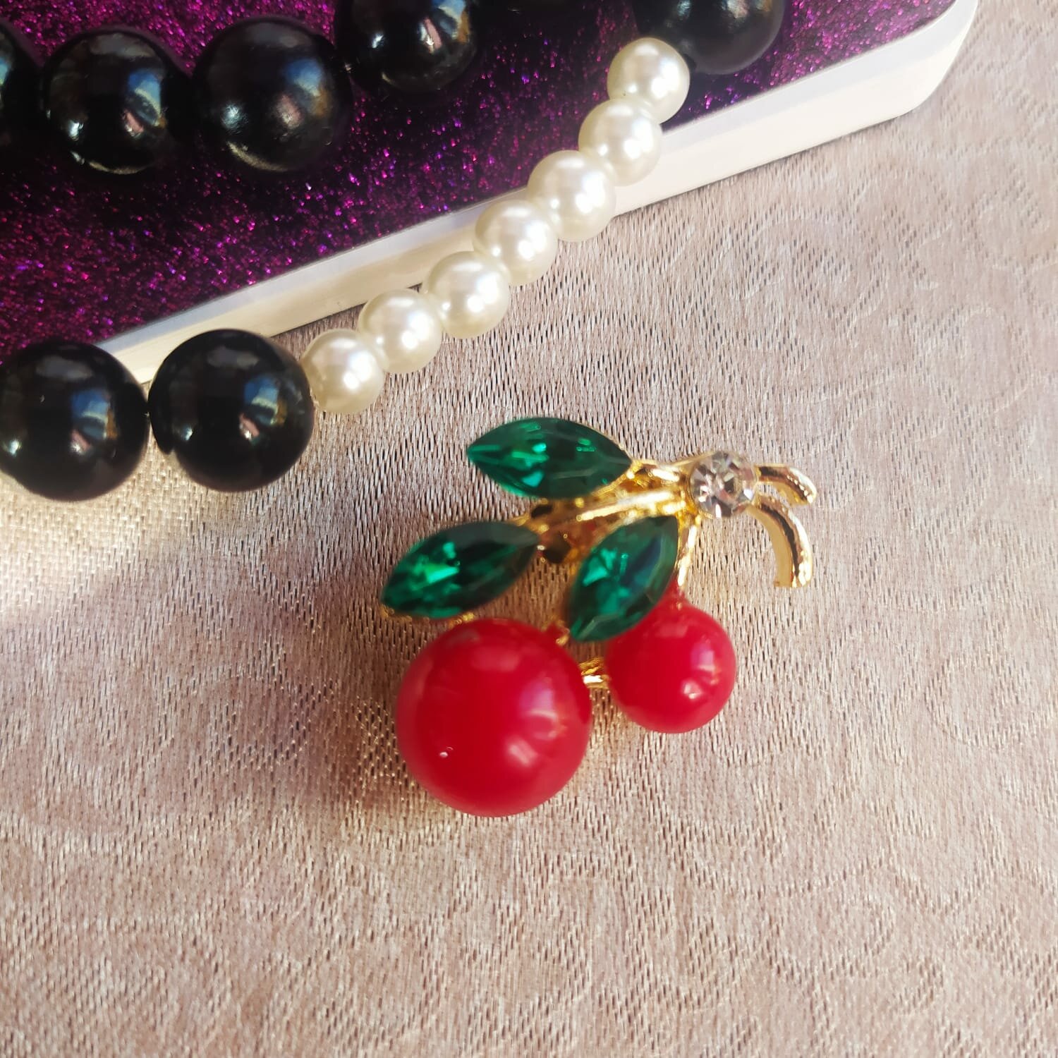 Брошь, стразы, пластик