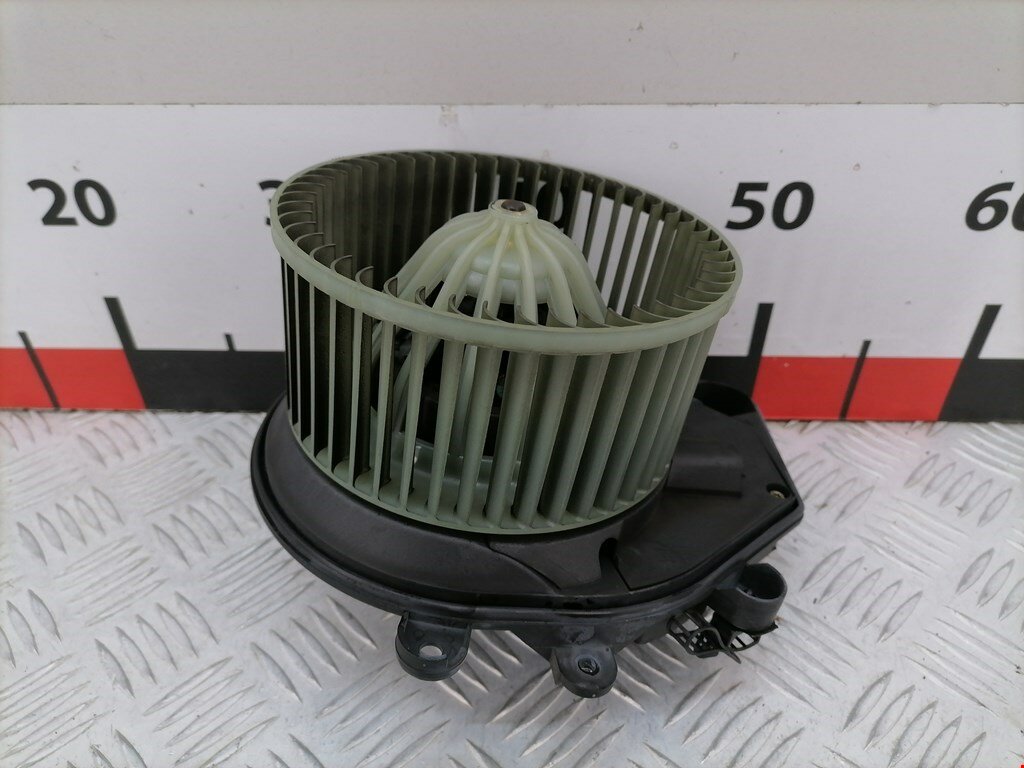 Моторчик печки (вентилятор отопителя) Volkswagen Passat 5 8D1820021C арт. 1533774