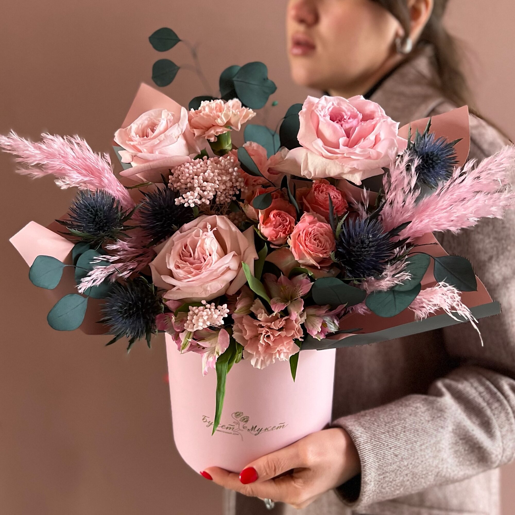 Цветы в коробке "Матильда" (розы, эрингиум, сухоцветы) «Букет-Мукет»