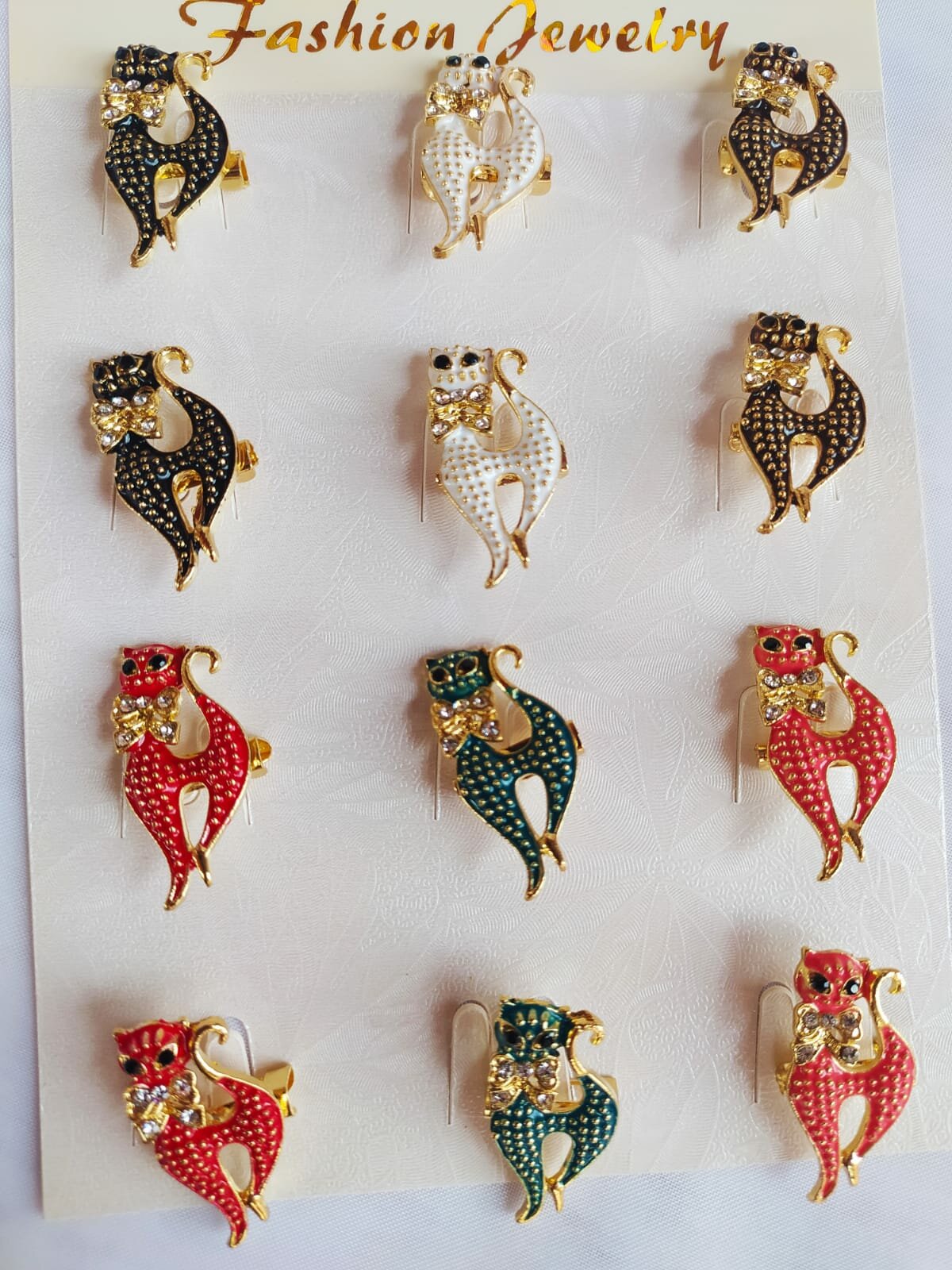 Брошь, пластик, стразы