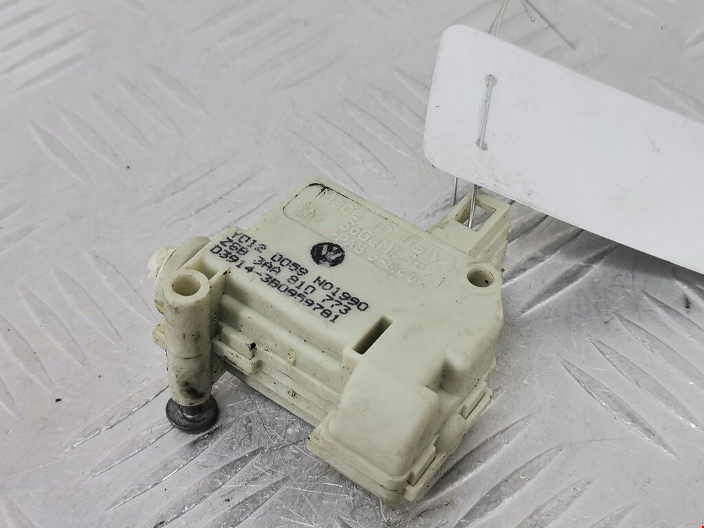 Сервопривод (электропривод моторчик привода) лючка бензобака Volkswagen Passat 7 3AA810773 арт. 1565061