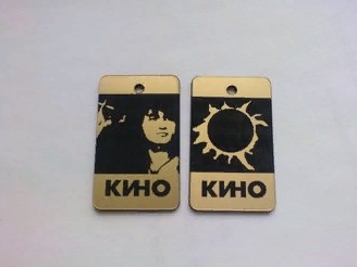 Брелок Кино - Виктор Цой золотисто-черный, прямоугольный