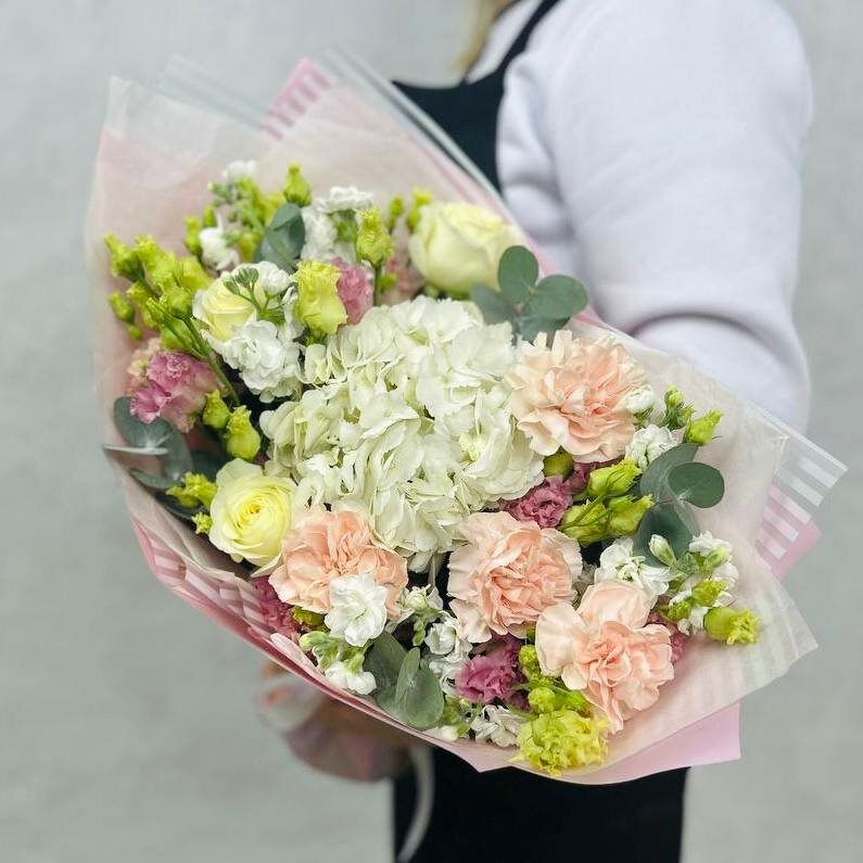 Сборный букет Rybe-Flowers, с эустомами, бежевый, высота 40см