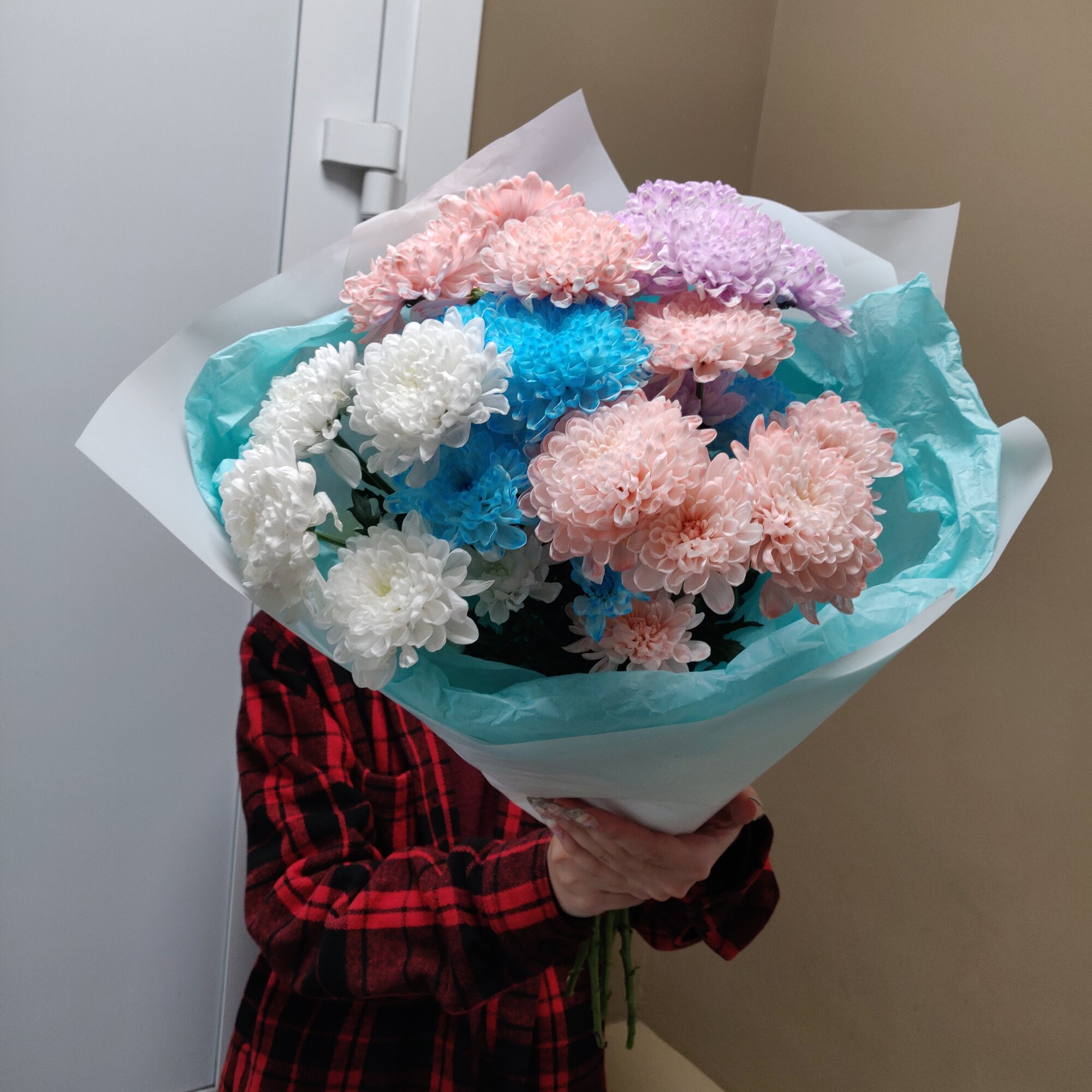 Букет ярких радужных хризантем