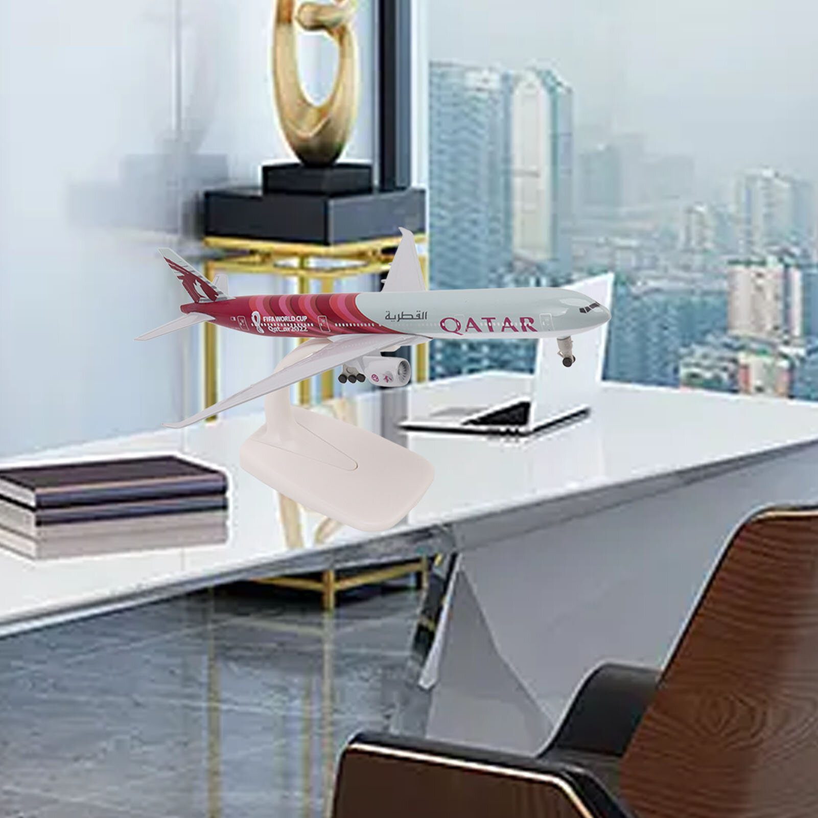 Модель самолета из сплава для домашней декорации с полностью выгравированными линиями, имитирующей стабильной базой, авиалиниями, размером approx. 19.1 x 16cm, в комплект входят 1 модель самолета, 1 база, 1 каркас самолета, 3 колеса