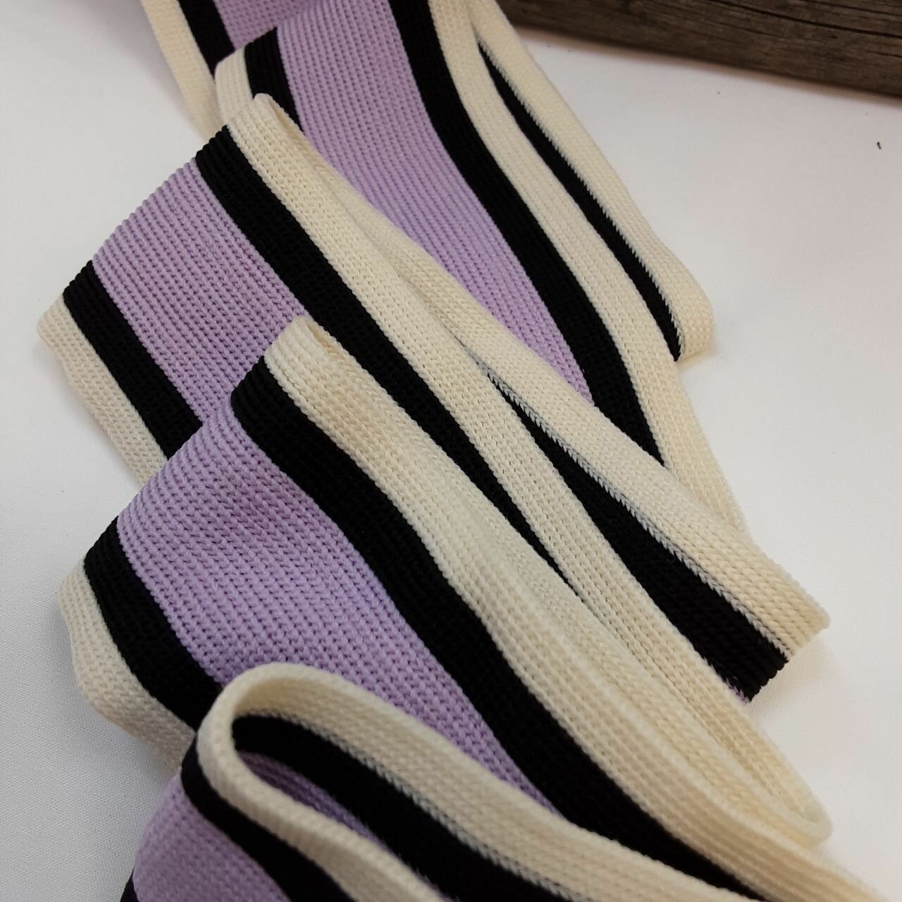 Лента-лампас отделочная, трикотажная, полиэстер, кремово-фиолетово-черная, 4x3 м