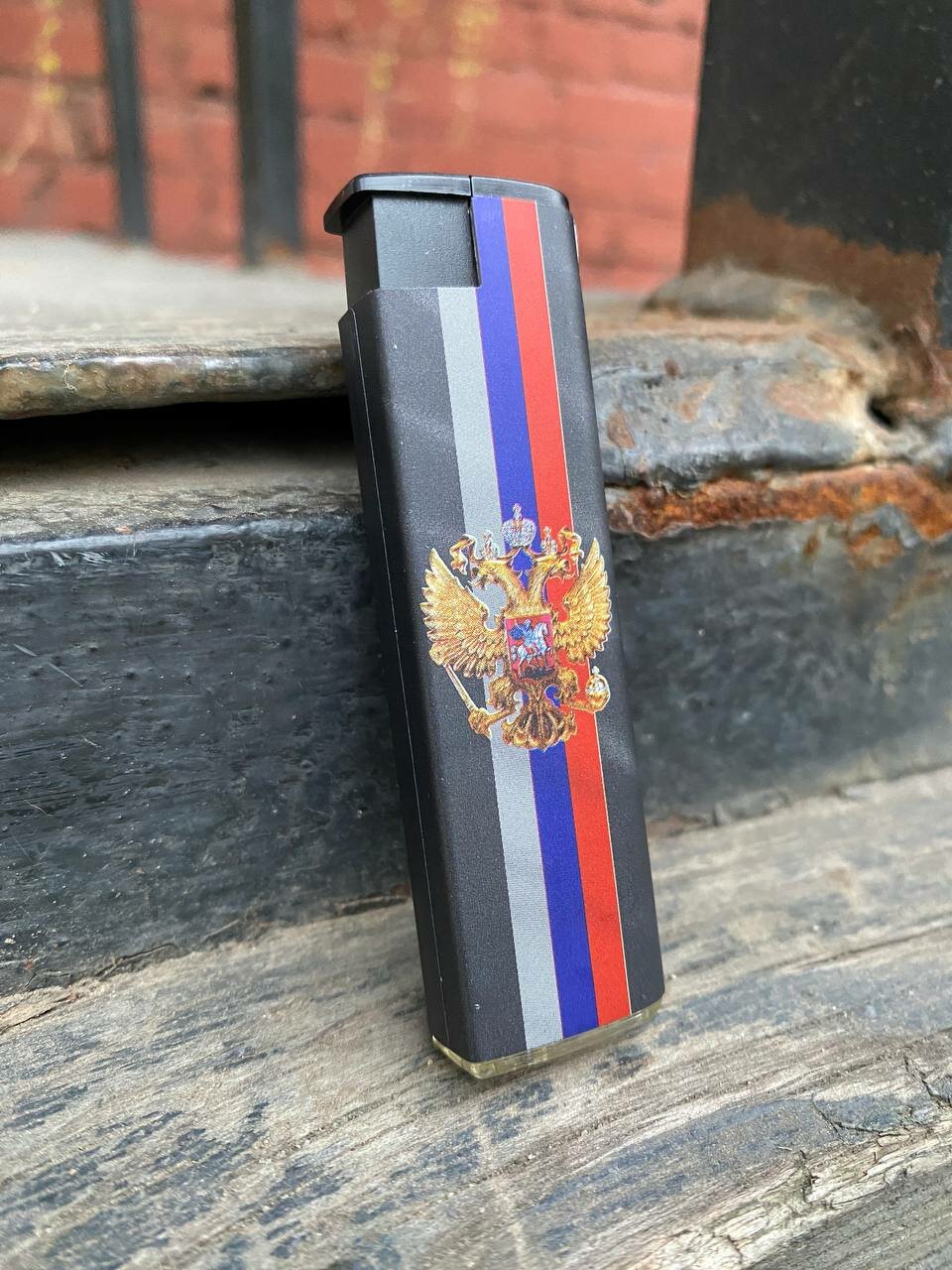 Газовая турбо зажигалка Герб России, лента триколор (многоразовая газовая зажигалка патриотичная), пустая