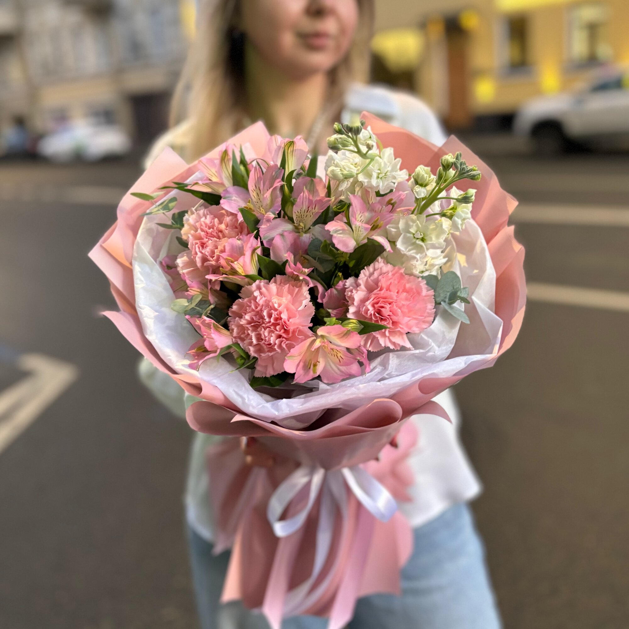 "Трепетные чувства" авторский букет из розовых диантусов, альстромерий и ароматной матиолы
