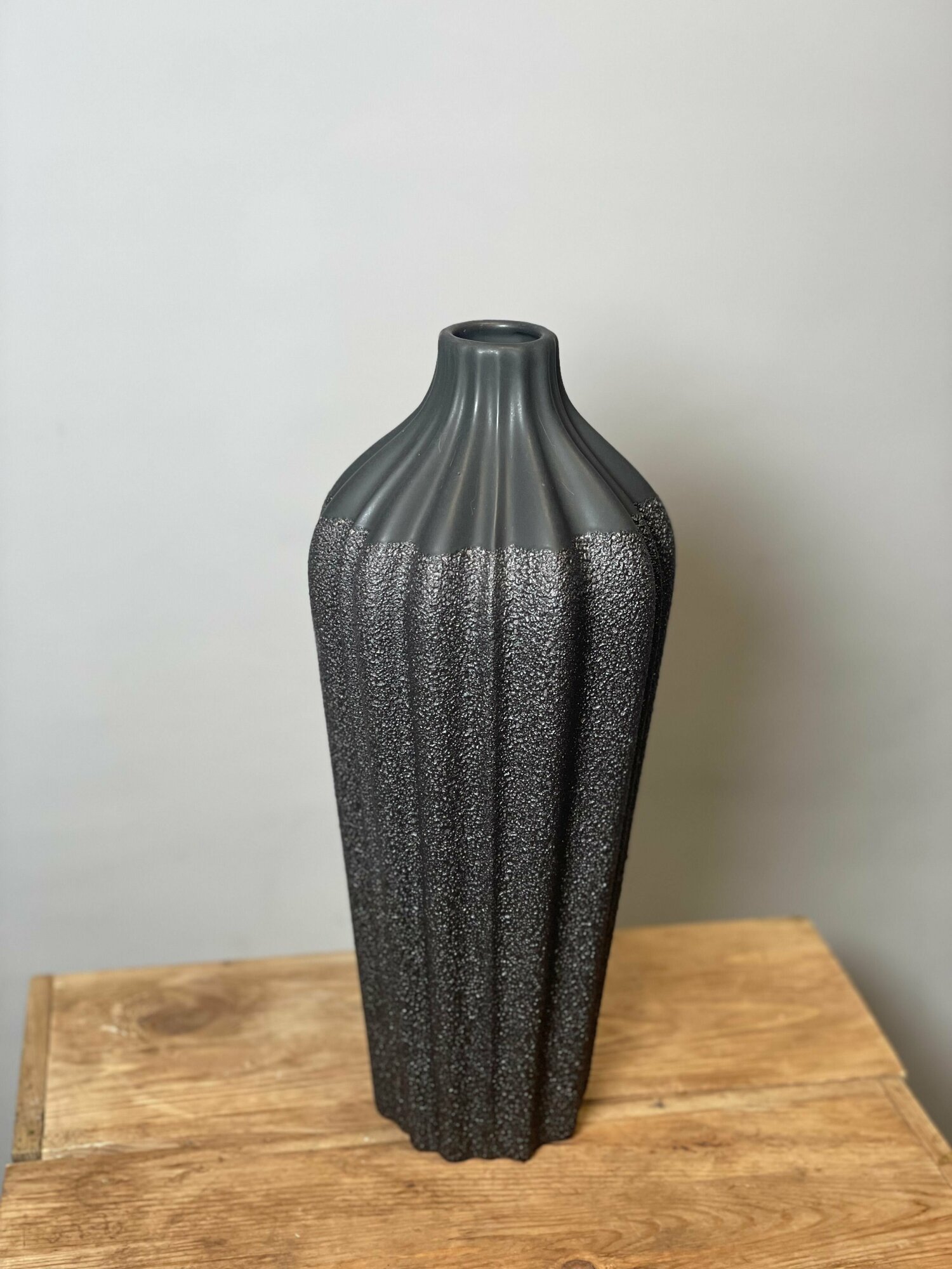 Ваза Тюльпан вертикальная черная (h 36 см.)