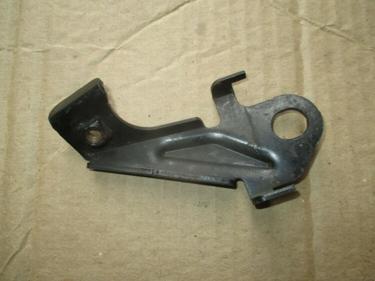 Кронштейн крепление троса ручника задний левый AV612B110BA Форд Фокус 3