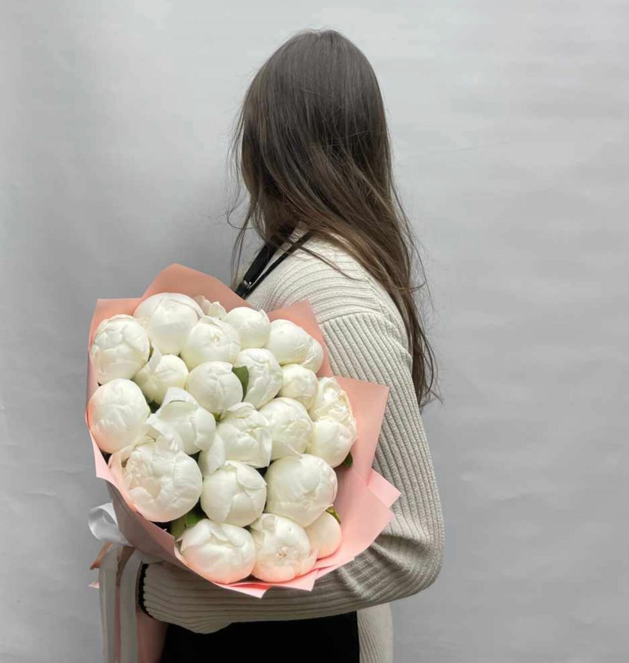 Букет из 23 белых пионов