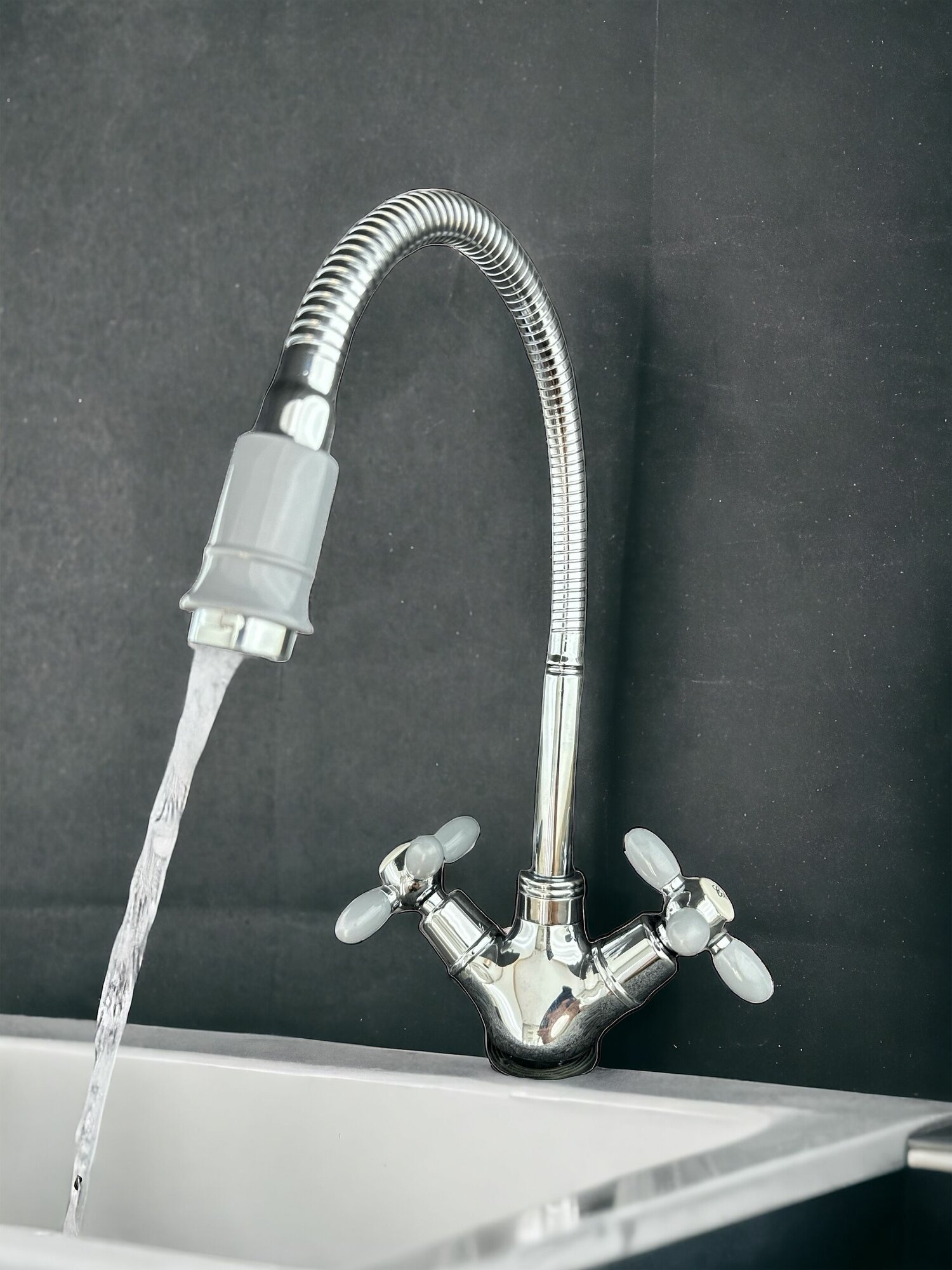 Смеситель для кухни Rainsberg с гибким изливом, двухвентильный. Высота 260 мм. Подвод воды гибкий.