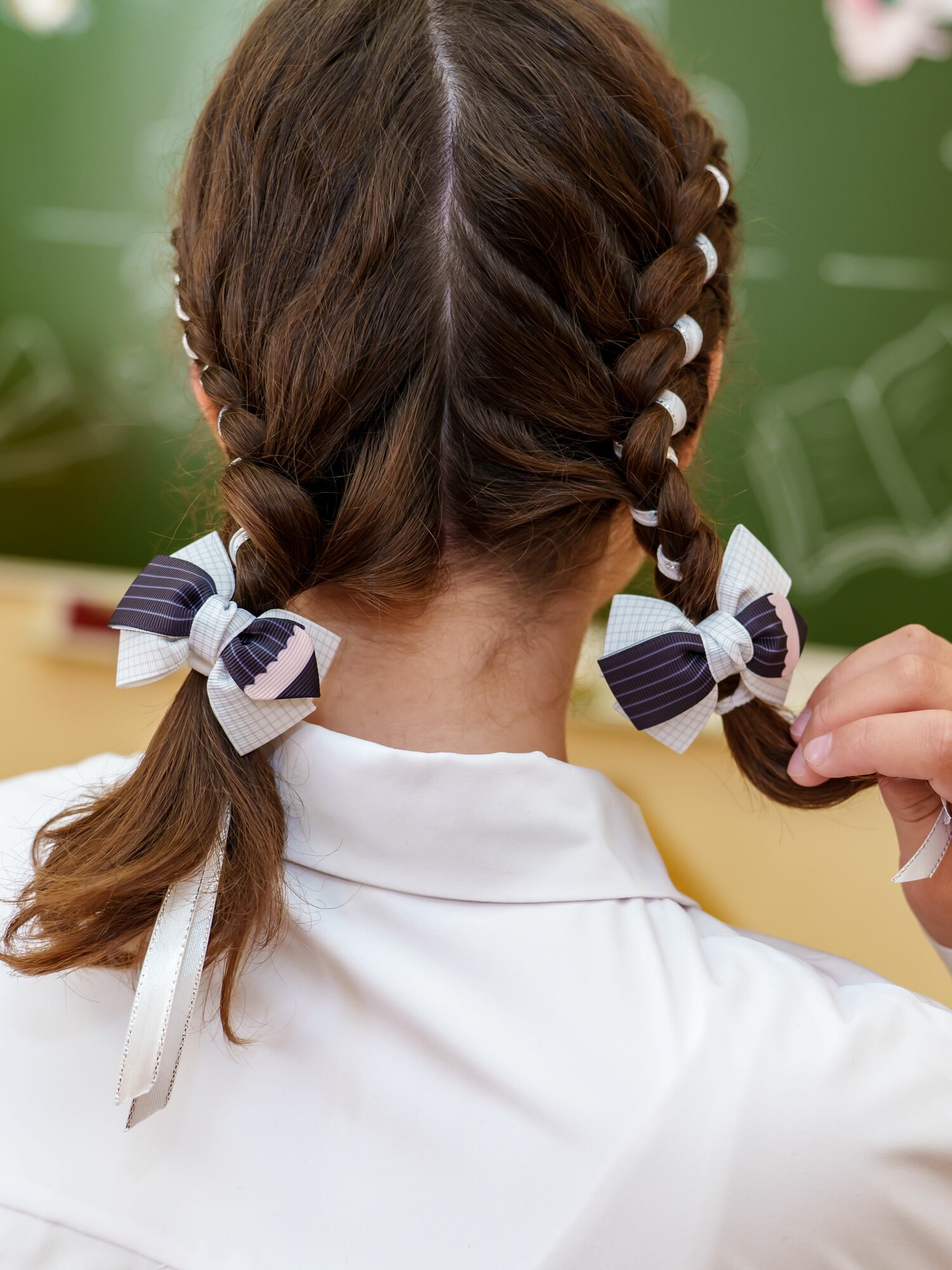 Красивые и необычно стильные черные школьные банты для волос на резинке "Чёрный карандаш"