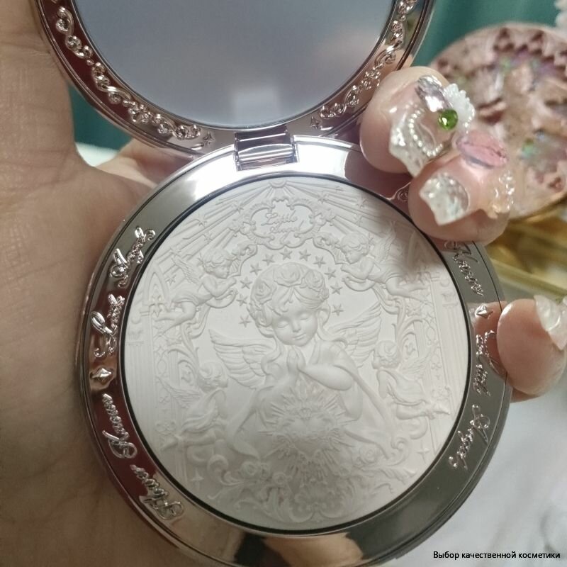 Пудра-хайлайтер Flower Knows Little Angel Emboss, естественно осветляет водянистую и трехмерную основу для макияжа.