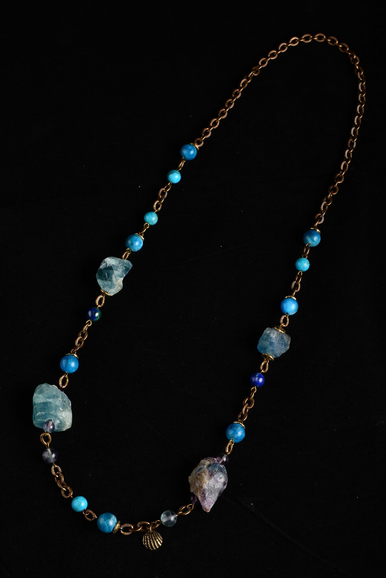 Бусы, лазурит, хризоколла, апатит, флюорит