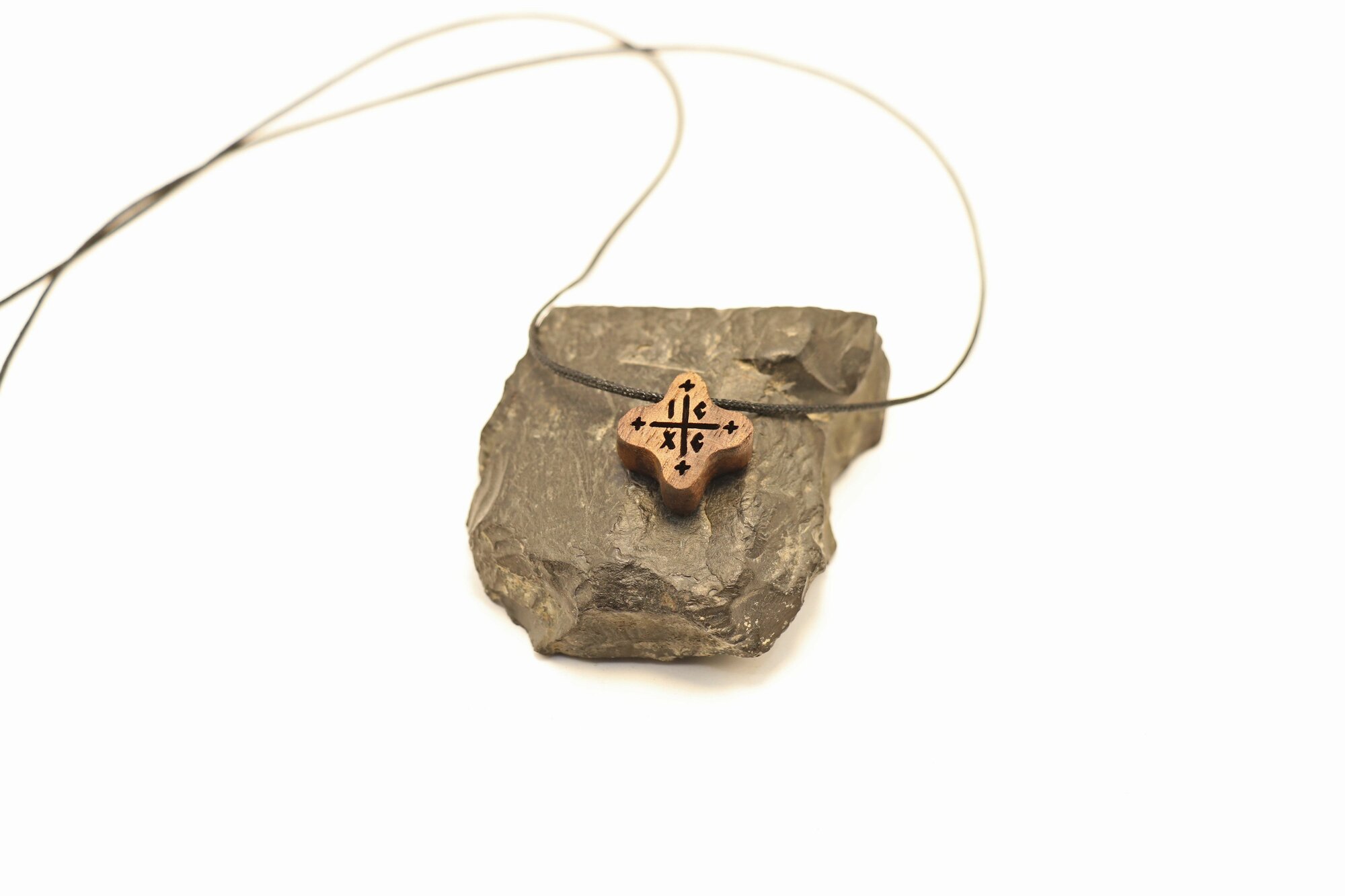 Деревянный крестик мини американский орех 15x15