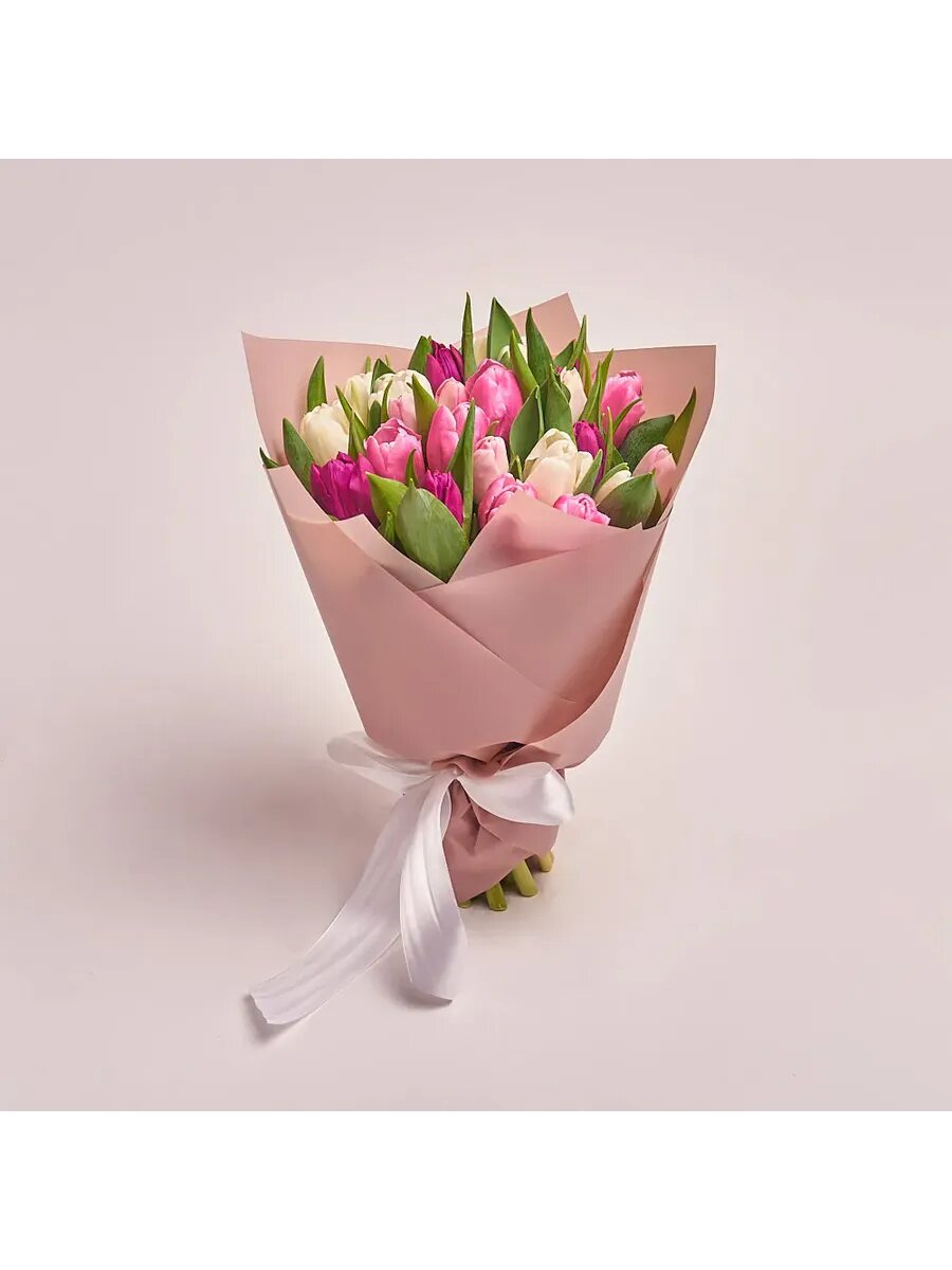 Букет из 25 тюльпанов микс в розовой бумаге