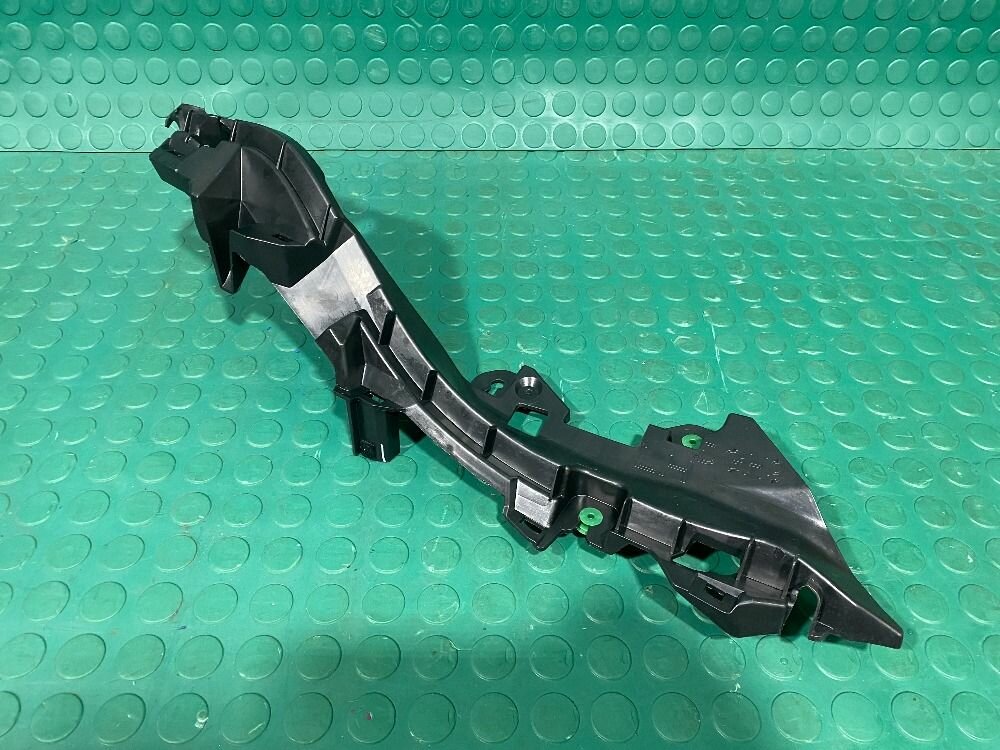 Кронштейн фонаря левый Mazda CX-30 I (2019—2026) DGH968h60