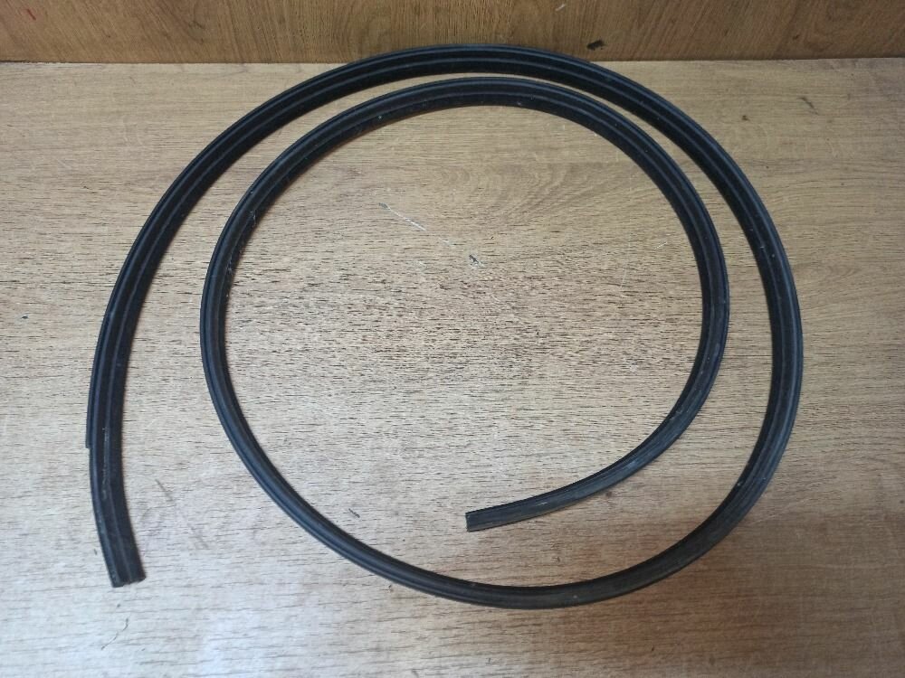 Уплотнитель дверей верхний правый Skoda Fabia 6Y 6Y6810958B