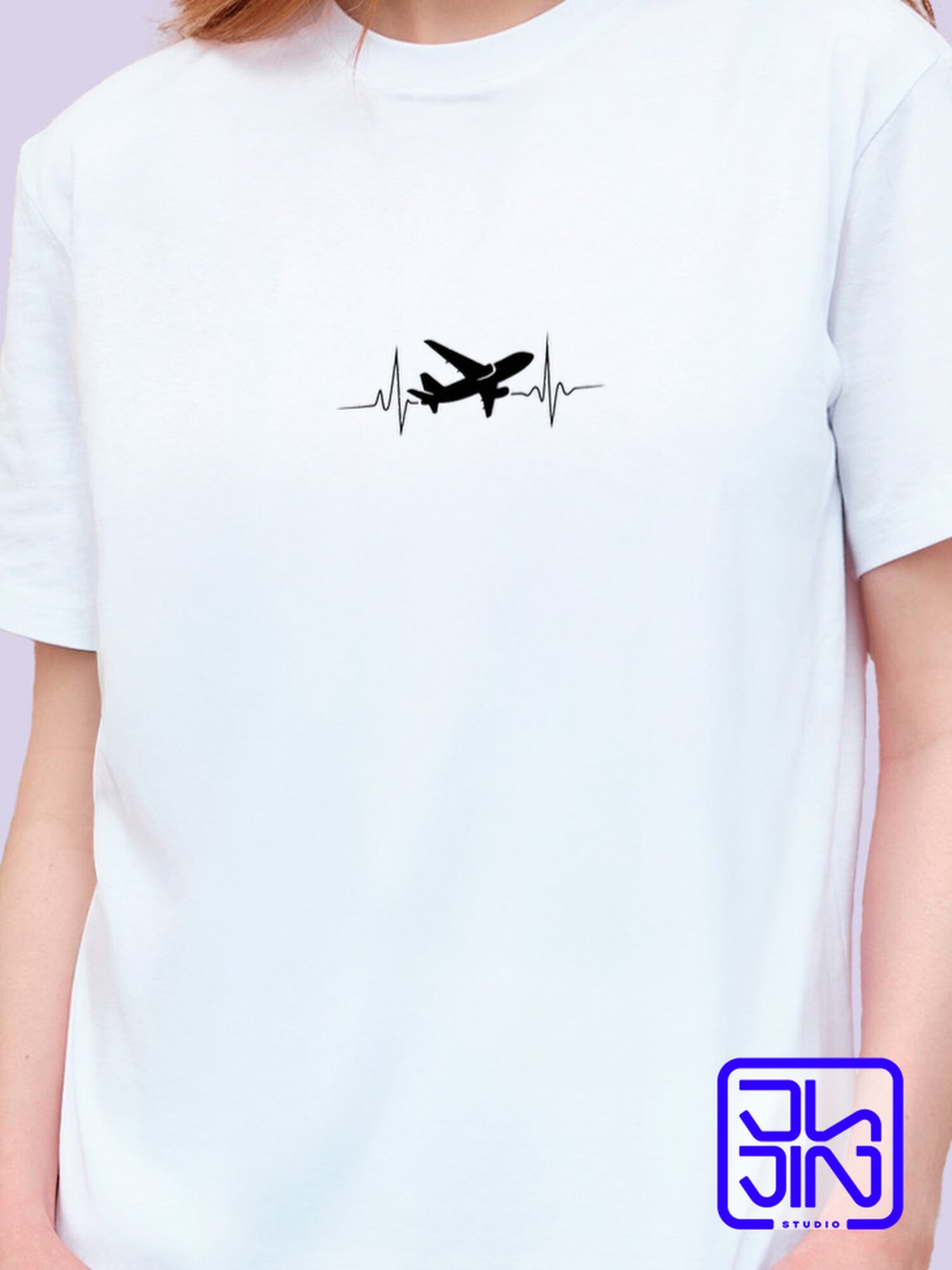 Футболка классическая женская с авторским принтом Минималистичный черно-белый принт с самолетом и кардиограммой в стиле авиации, белый хлопковый трикотаж с прикольным рисунком на груди