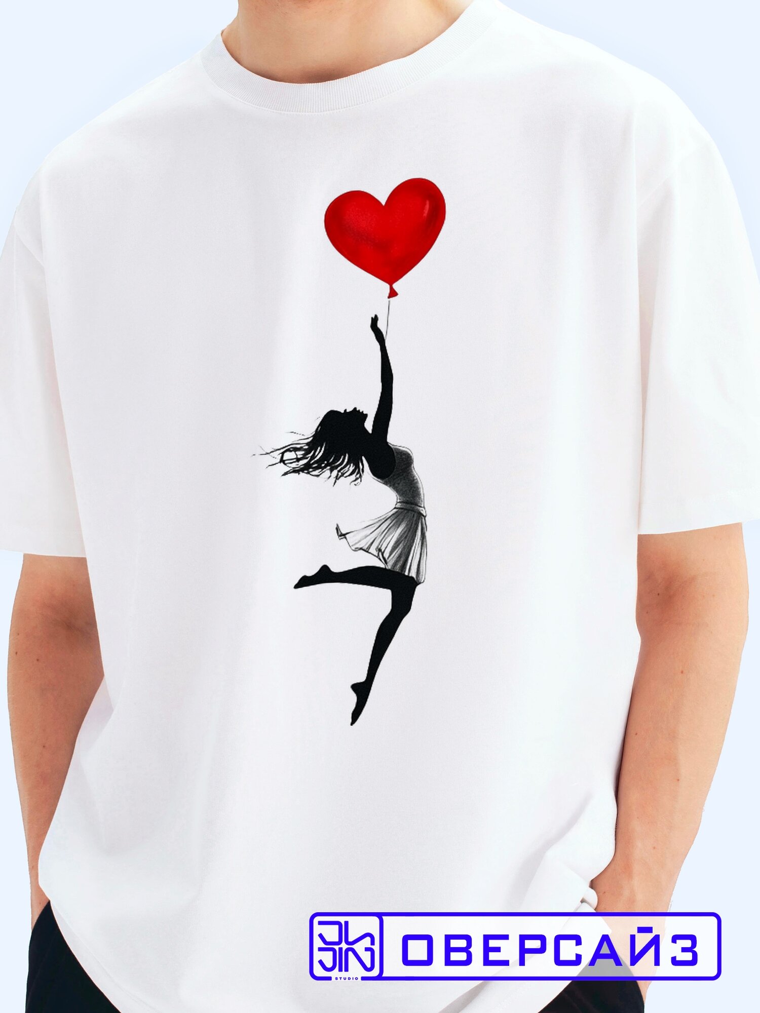 Футболка оверсайз мужская с принтом Черно белая минималистичная девушка с красным сердцем, уличный воздушный шар, белый хлопковый трикотаж с прикольным рисунком на груди