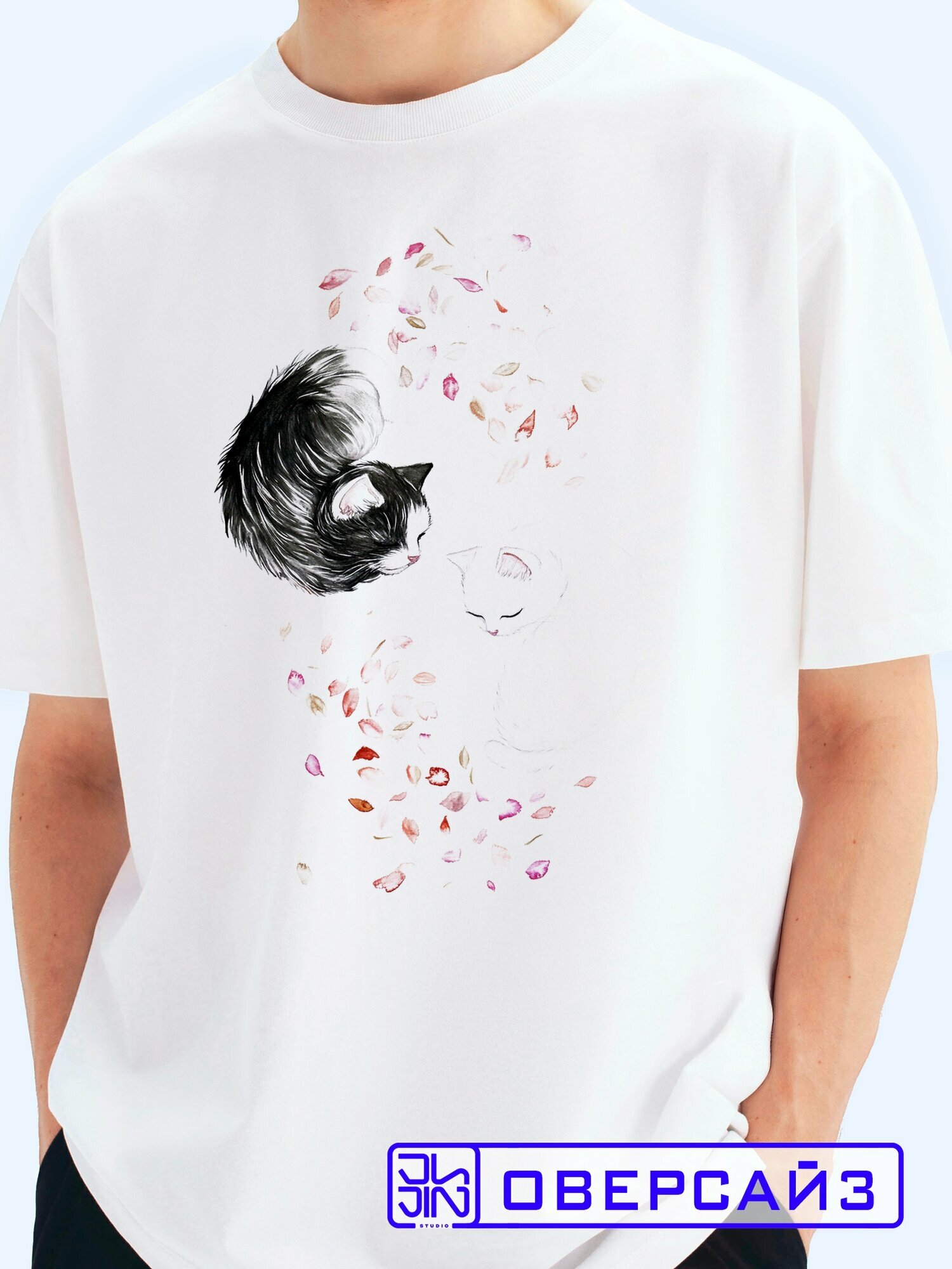 Футболка оверсайз мужская с принтом Минималистичная черно белая кошка инь янь среди цветочных белых лепестков, белый хлопковый трикотаж с прикольным рисунком на груди