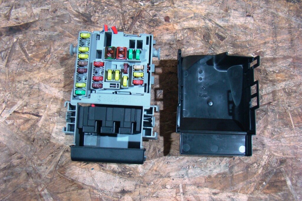 Opel Astra J Блок предохранителей салонный 13222786