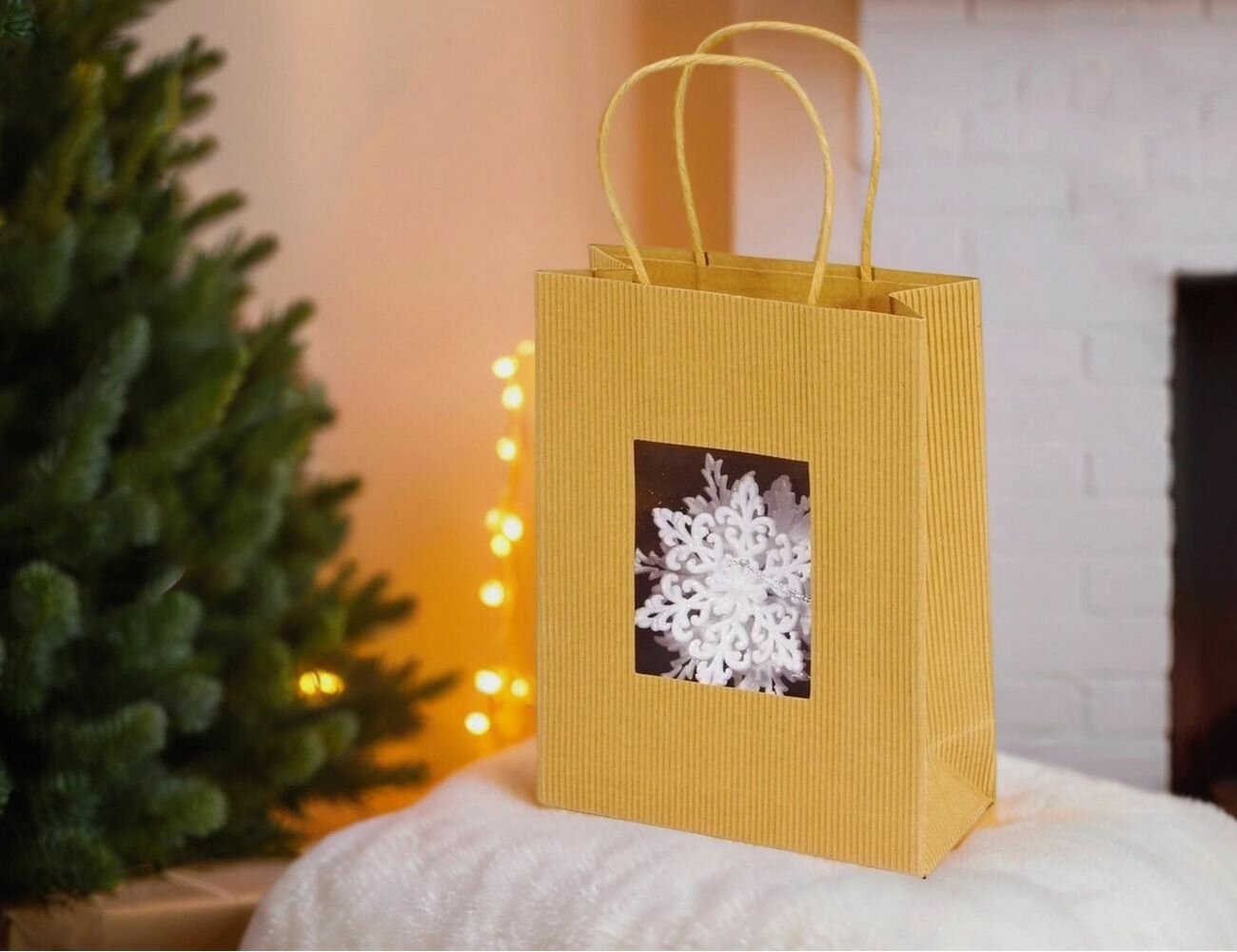 Подарочный пакет сумочка С окошком, бежевая, 23х18 см, Due Esse Christmas YS190190N