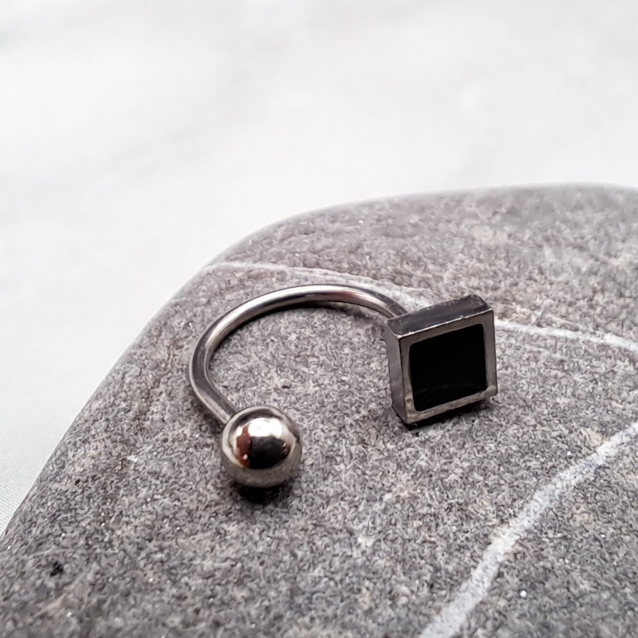 Пирсинг в бровь