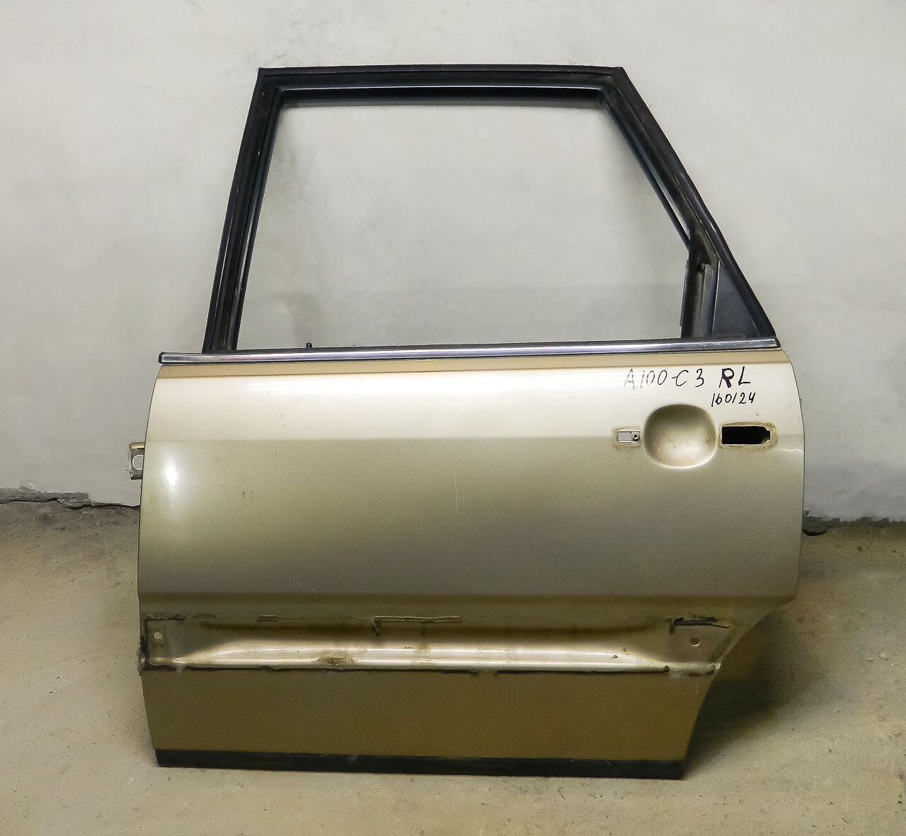 Дверь задняя левая Audi 100 C3 (идеальная)