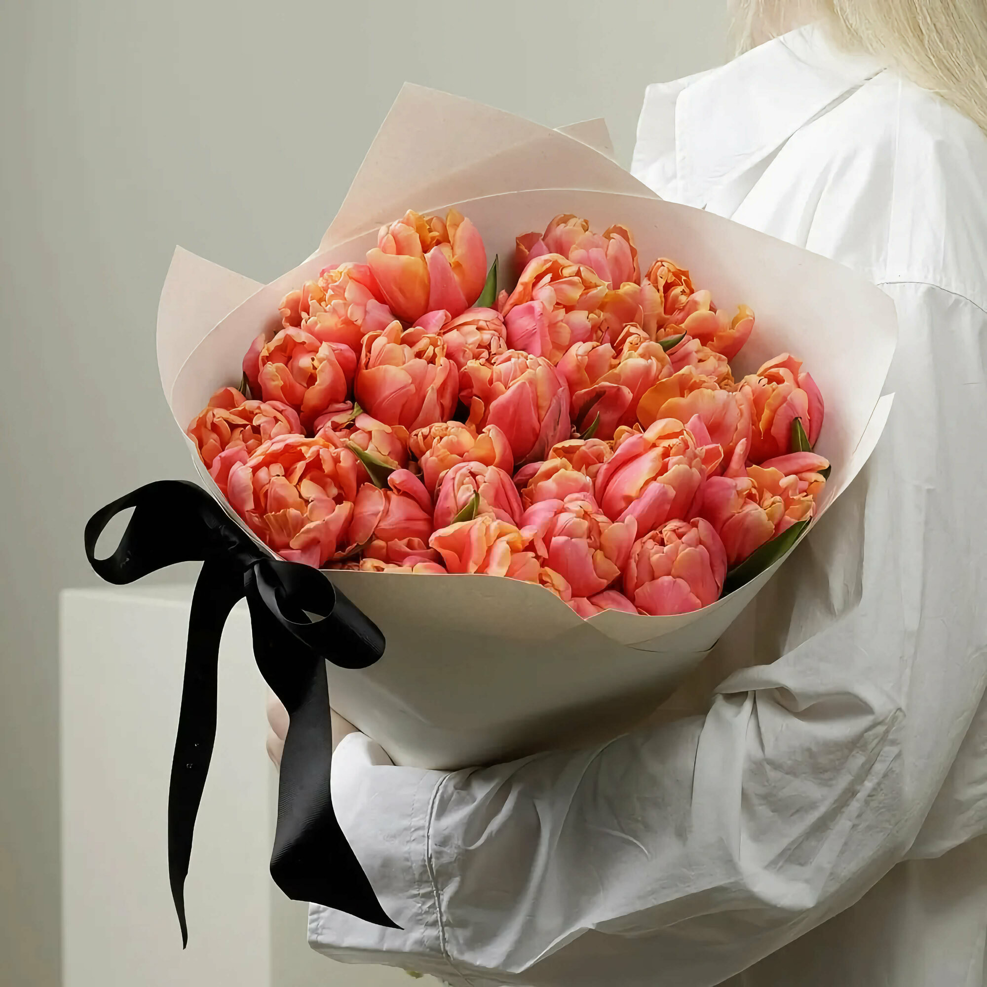 Букет из коралловых пионовидных тюльпанов (101 стебель)