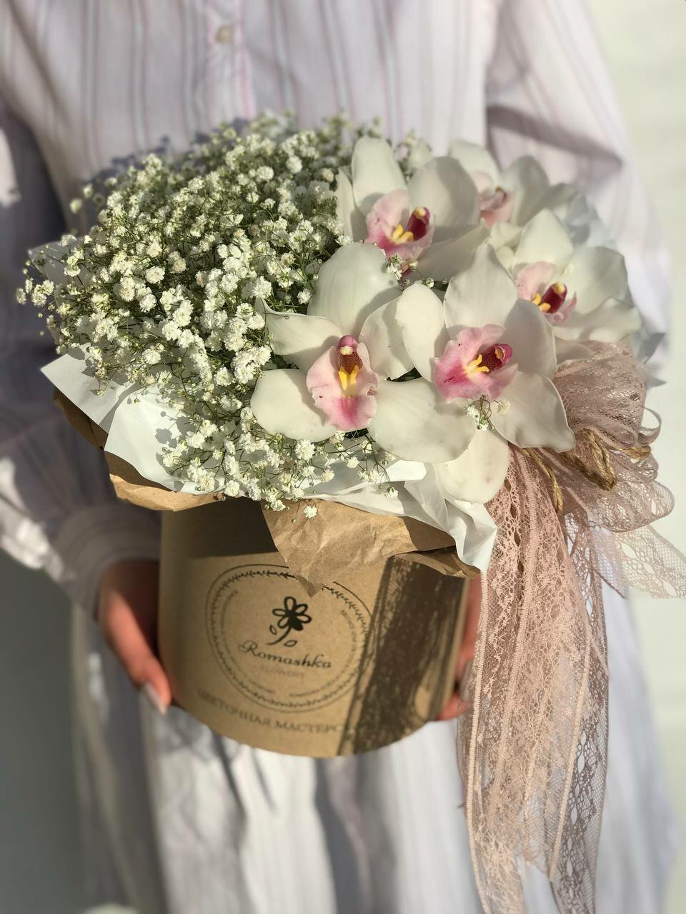 Композиция в коробке Romashka Flowers "Симона", гипсофила, орхидея, S, до 30см