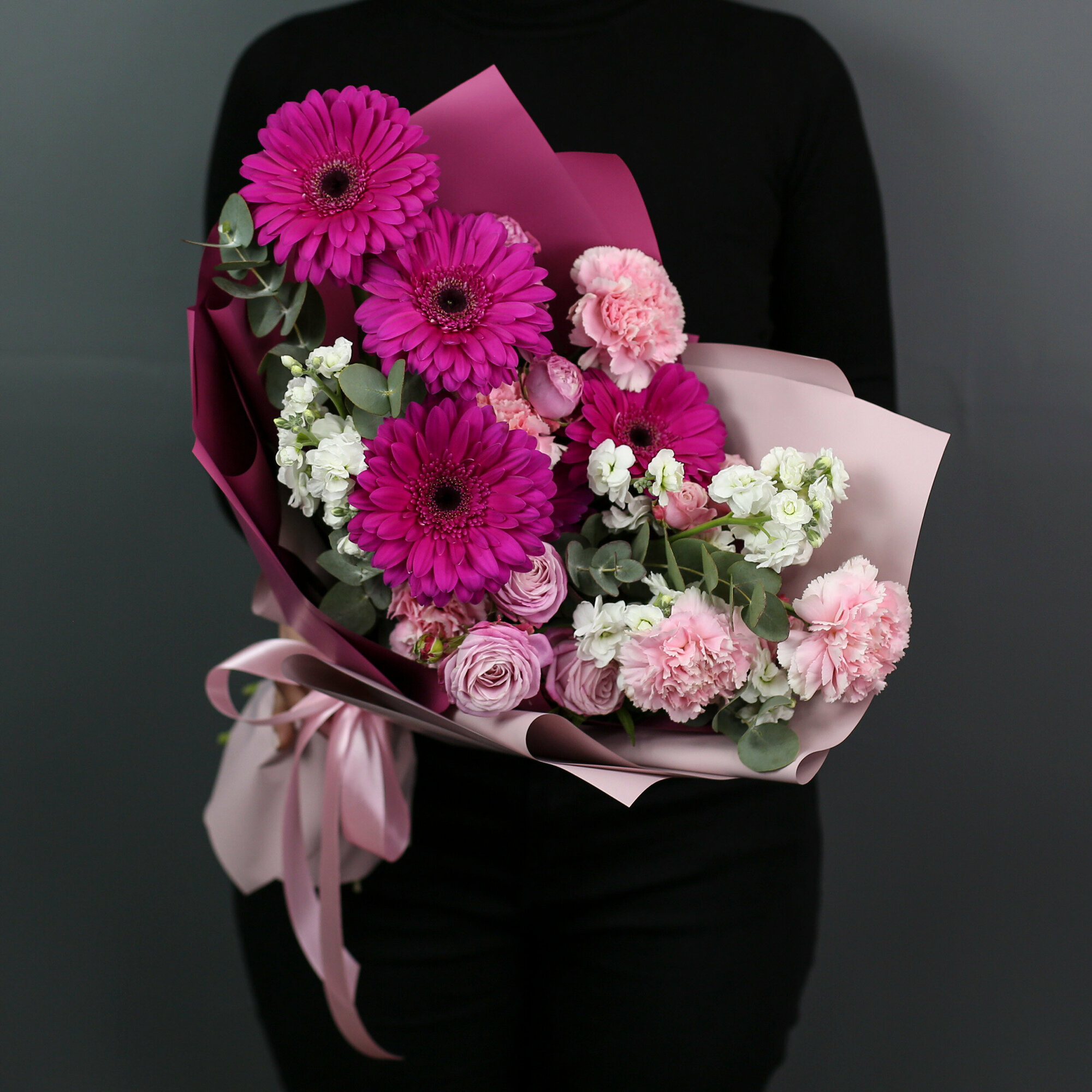 Букет из гербер, маттиолы и гвоздики « Малиновый шторм»