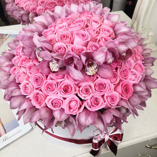 Букет Venus in Fleurs "131 Роза", розы, 131 цветок, в шляпной коробке, высота 55 см