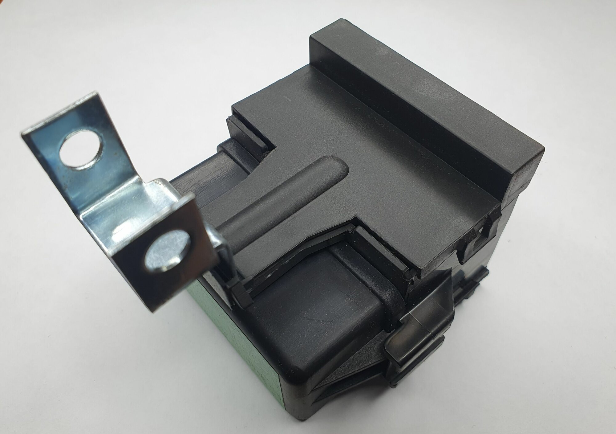 Блок предохранителей на (+) клемму Chery Amulet [1.6 8V 5MT лифтбэк] A113723025BB