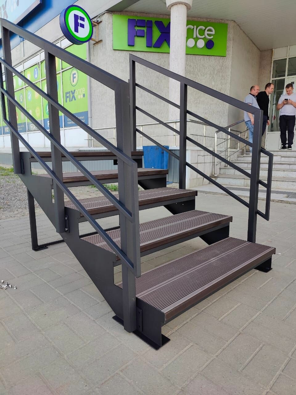 Лестница-крыльцо 5 ступеней, с ДПК, ограждения с двух сторон. ширина 2м, высота 75 см