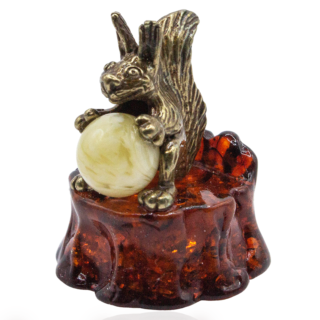 Сувенир с янтарем белка на пеньке