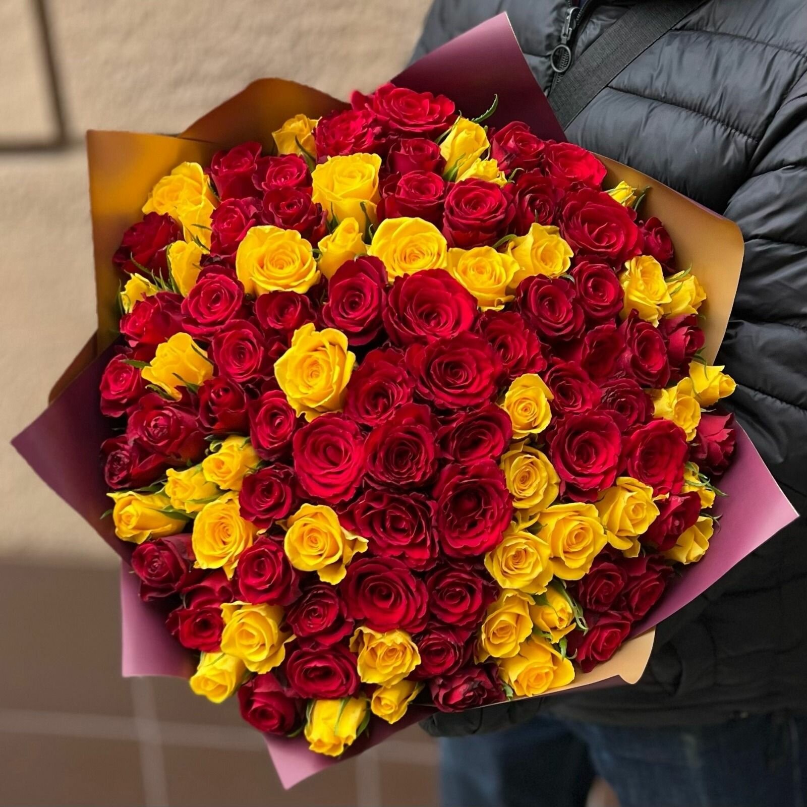 Букет живых цветов из 101 красной и желтой розы 40 см в упаковке