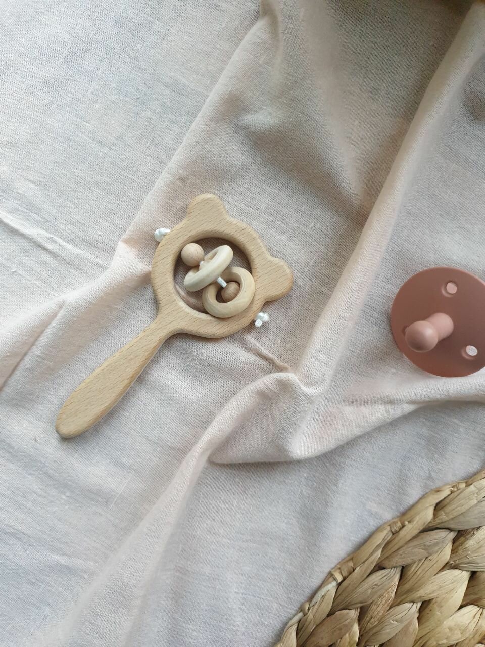 Деревянная погремушка медвежонок детская, гремелка - три шарика / Развивающие деревянные игрушки и грызунки для новорожденных