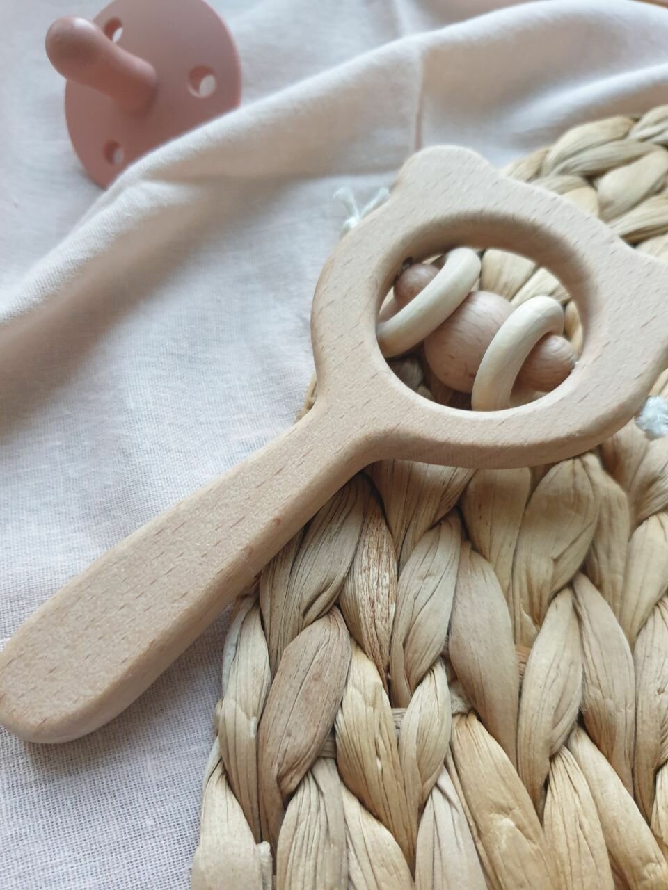 Деревянная погремушка медвежонок детская, гремелка с большим шариком / Развивающие деревянные игрушки и грызунки для новорожденных