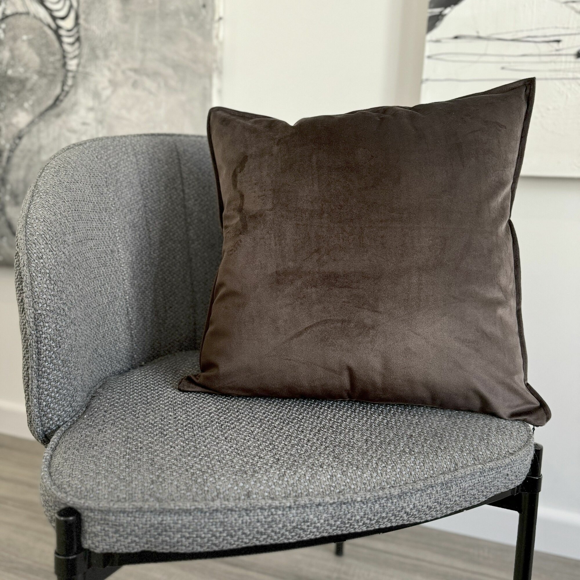 Интерьерная декоративная подушка, бархат, цвет тёмно-коричневый 45*45 со съемным чехлом на молнии