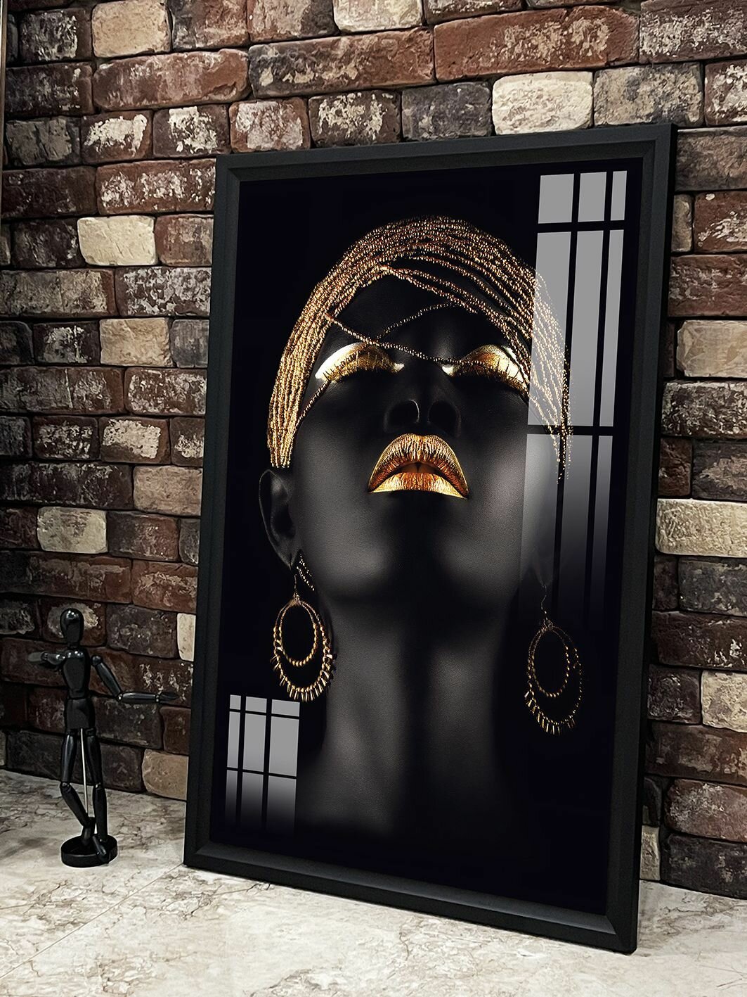 Картина в черном багете "Девушка в золоте" 70х50 см