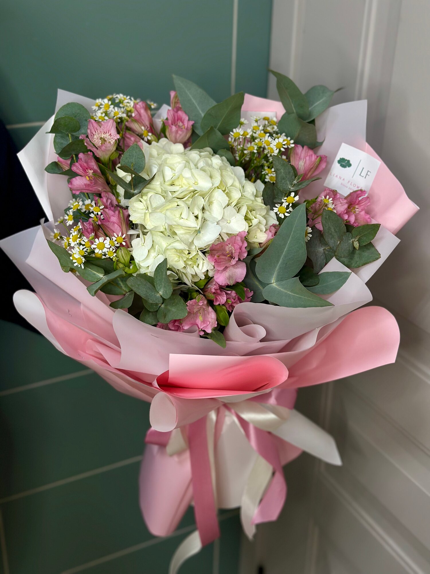 Букет Liana Flowers "Авторский", гортензии, альстромерии и ромашки, сборный, белый